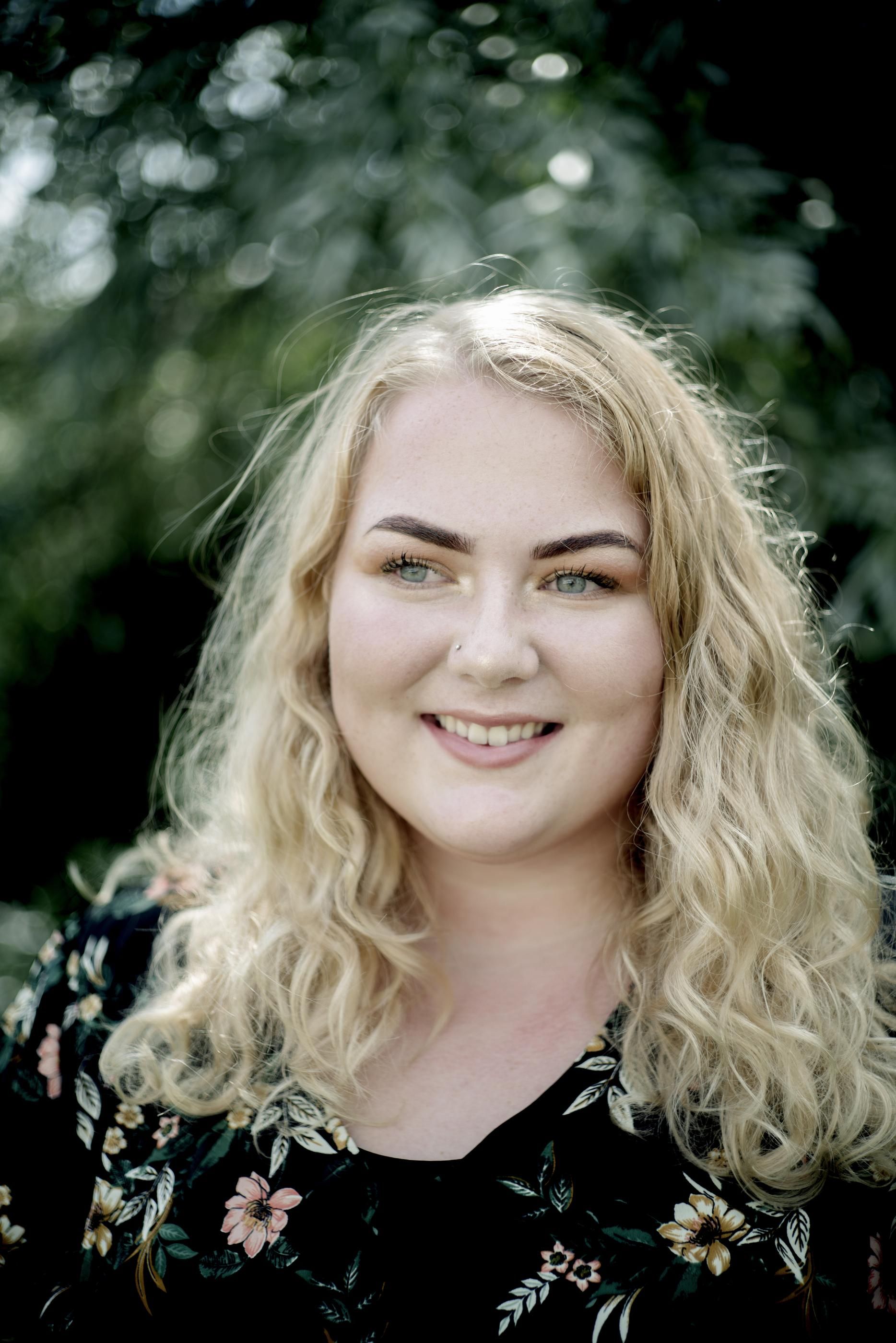 Julie handler i skjul og spiser til hun blir så mett at det gjør vondt ...