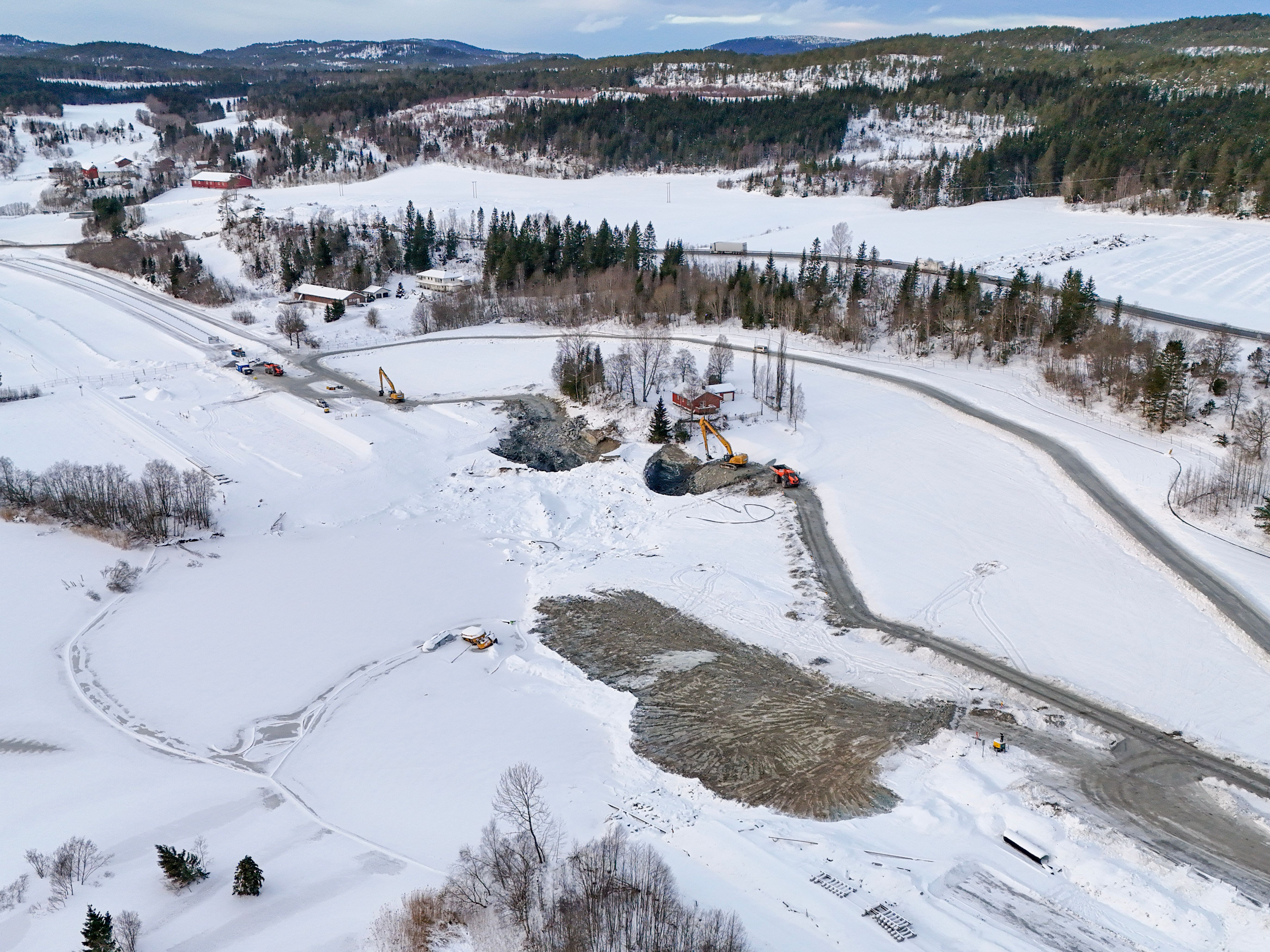 E6-arbeidet fortsetter i kulda - nå hentes hengere og rigg opp fra ...