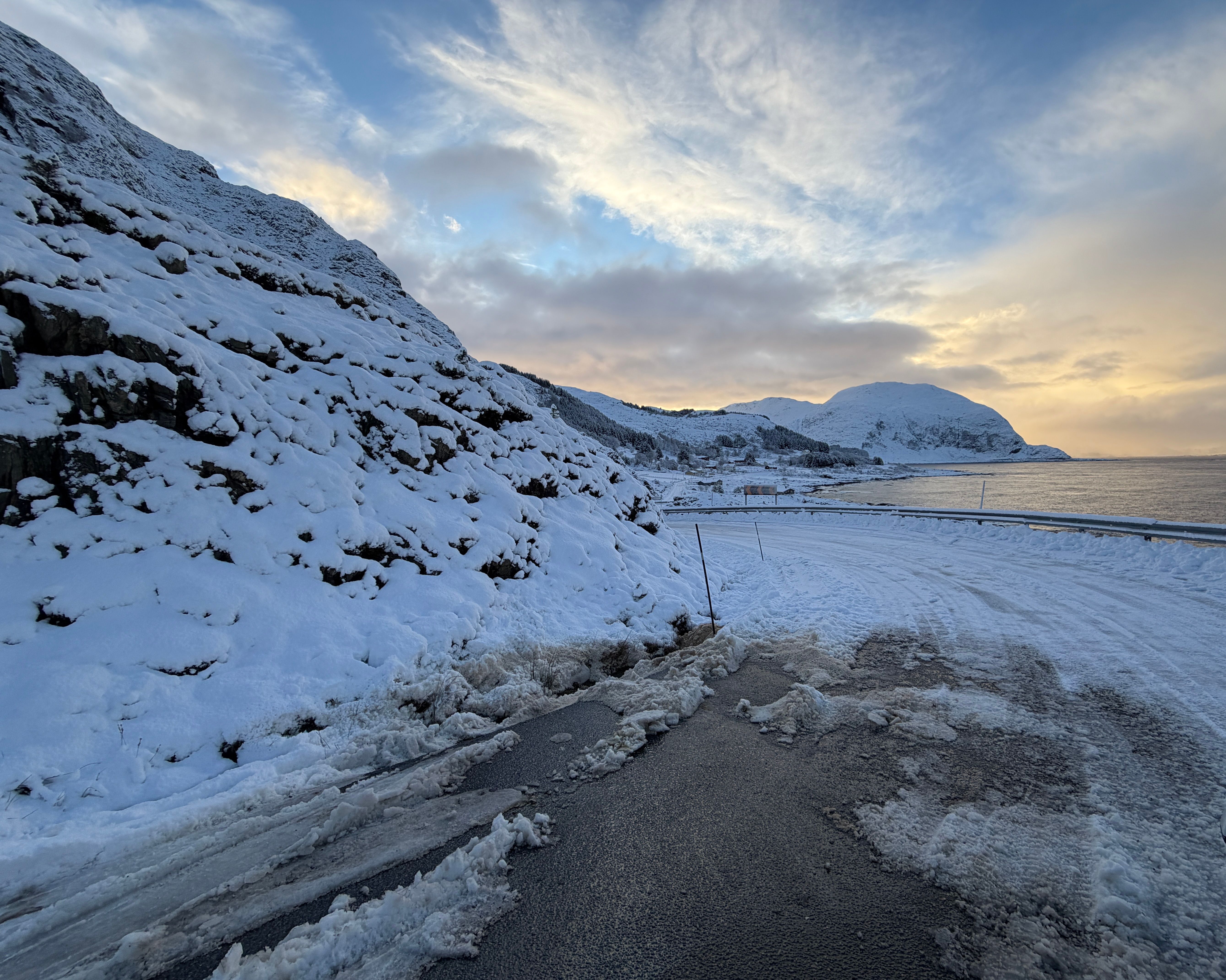 Bil køyrde av vegen og velta - vestlandsnytt.no