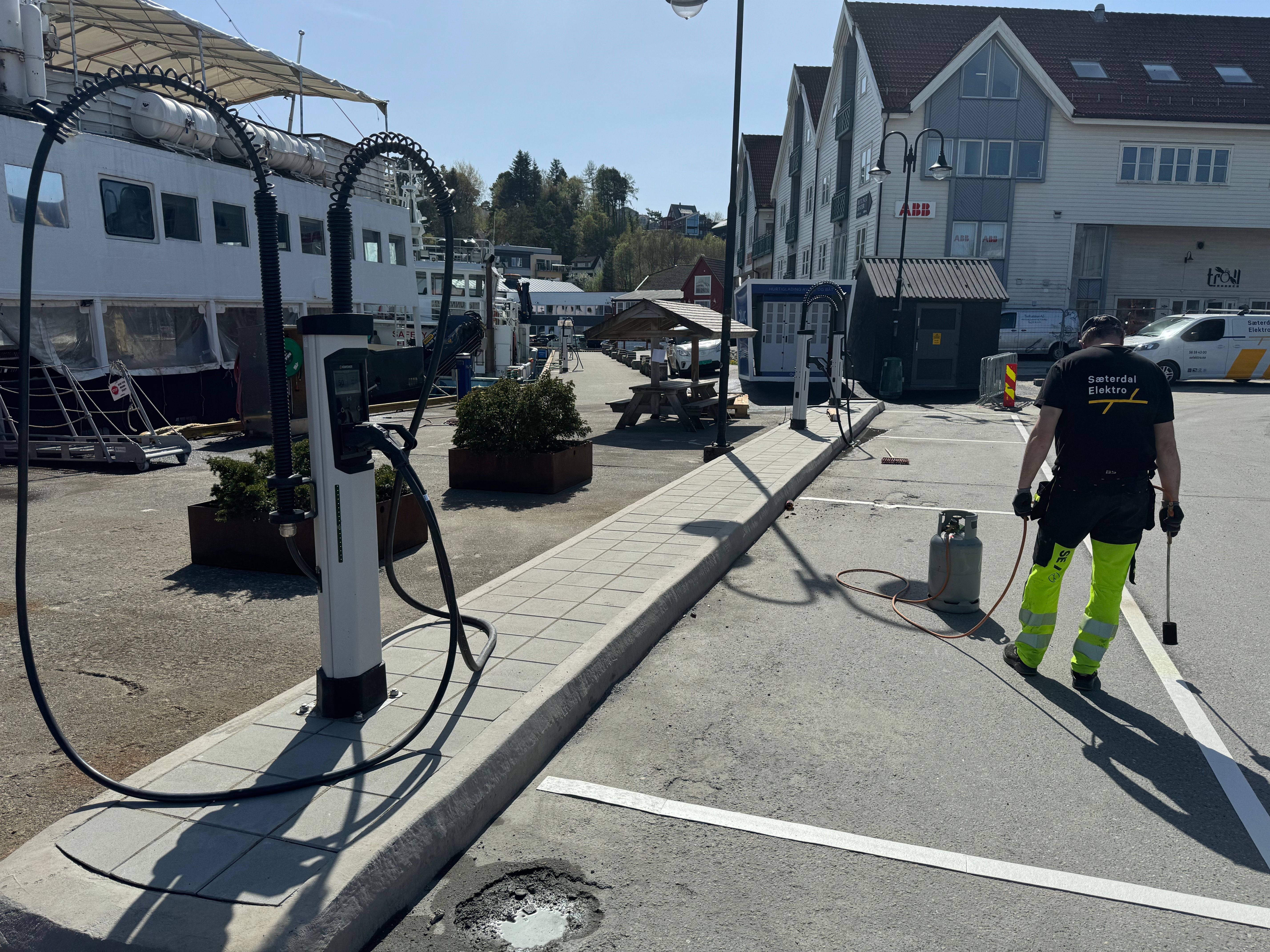 Ny lade­stasjon opnar før 17. mai. Slik er avtalen mellom kommunen og ...