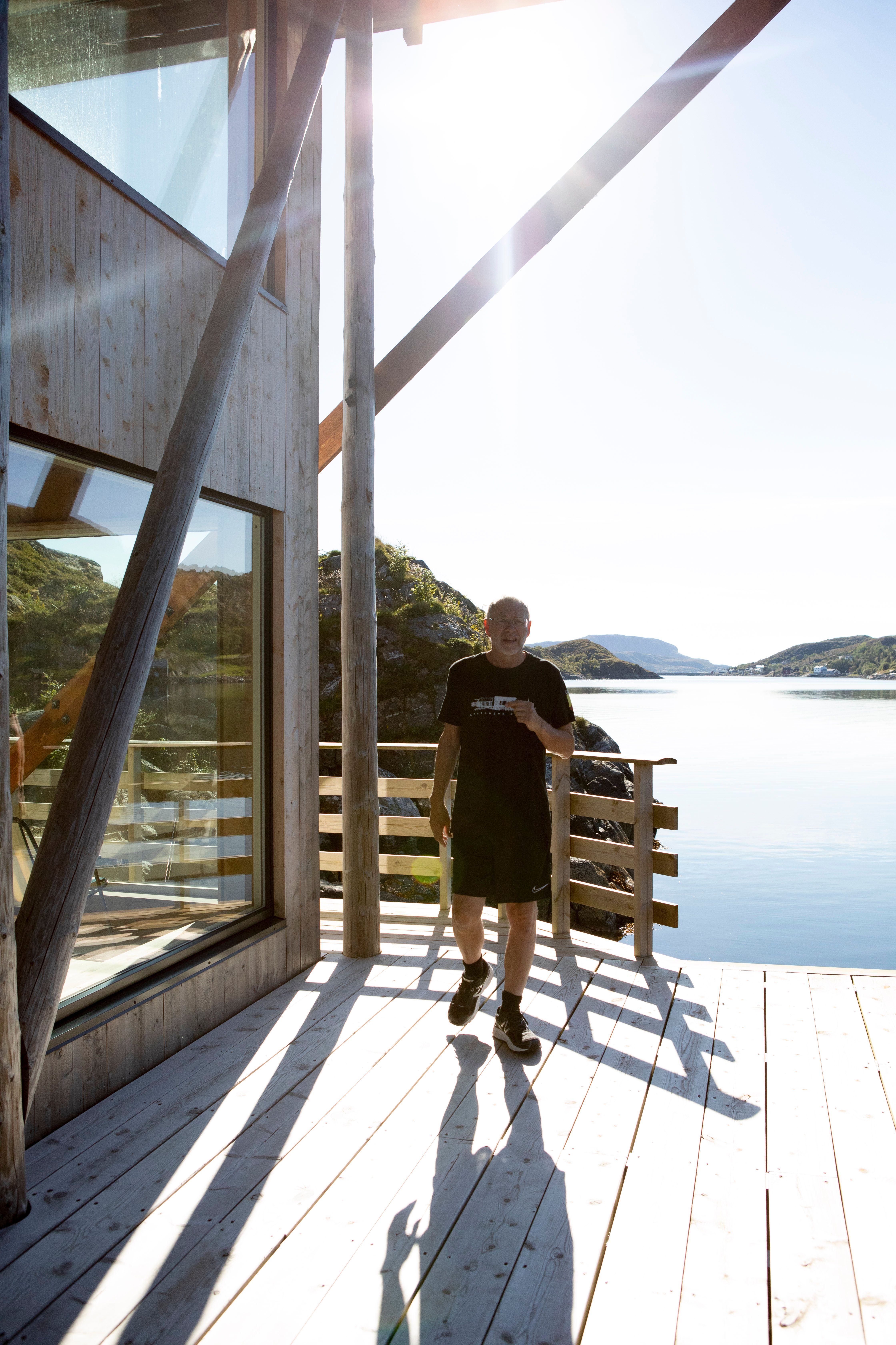 Vi bodde i telt. Vi ryddet holmen, og reparerte husene som holdt på å ...