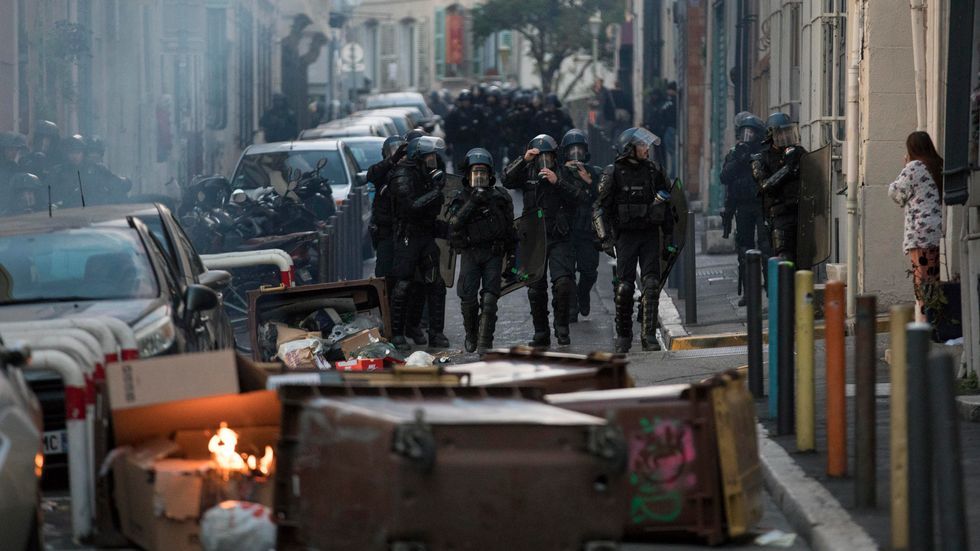 245 personer ble pågrepet under gule vester-demonstrasjoner i Frankrike ...