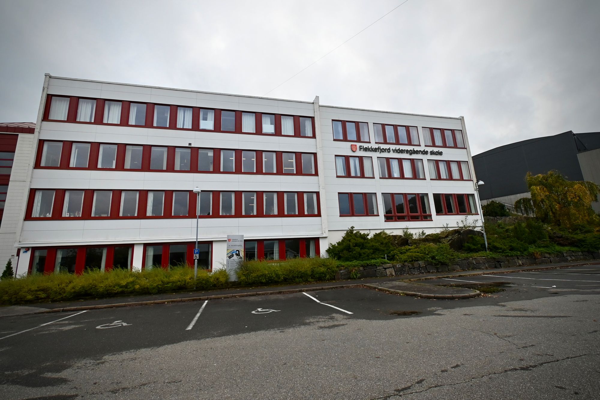 Poli­tikerne åpner opp for parke­rings­avgift ved videre­gående skoler