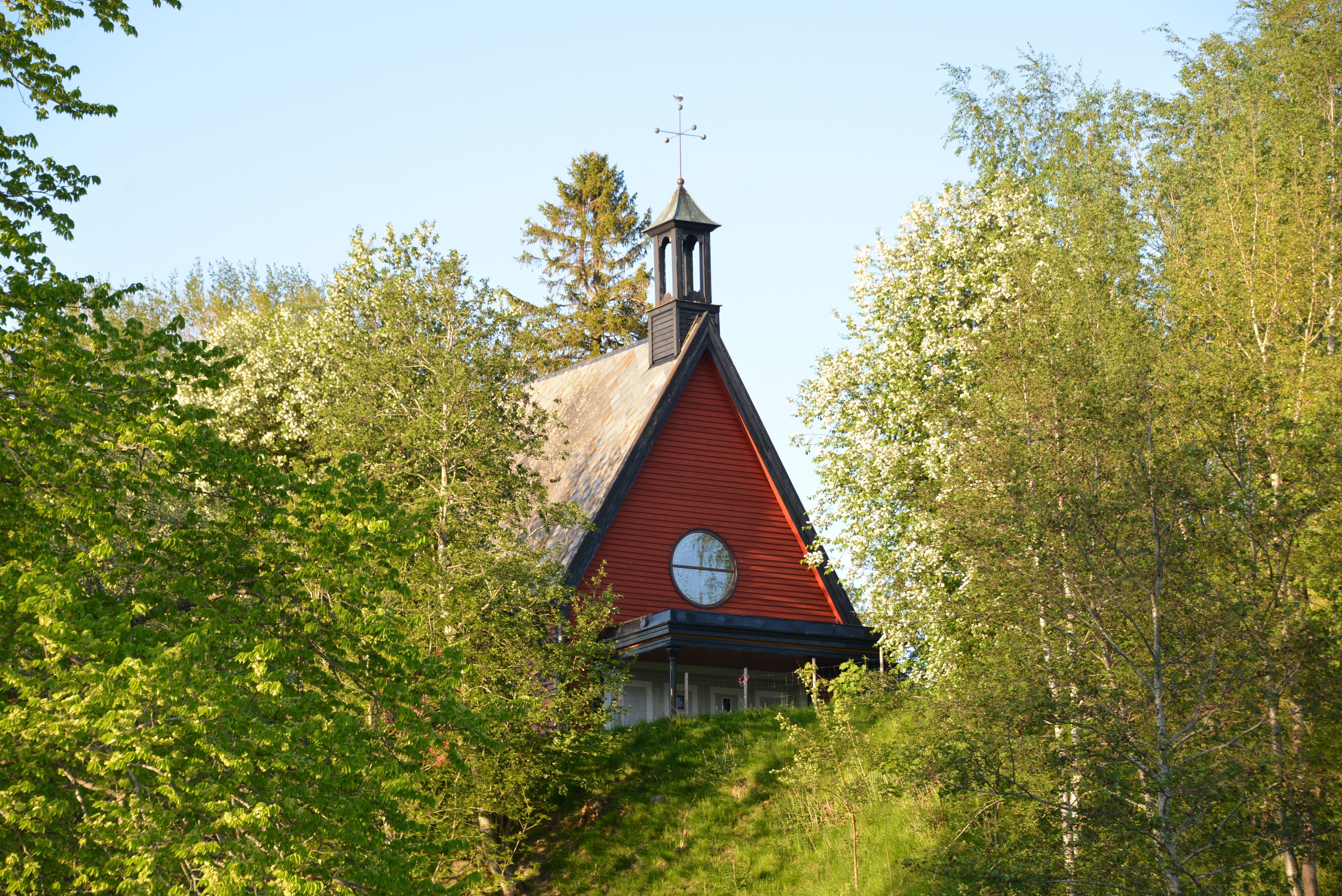 Korset har gitt navnet til den lille dalen - navnet på bekken er smør ...