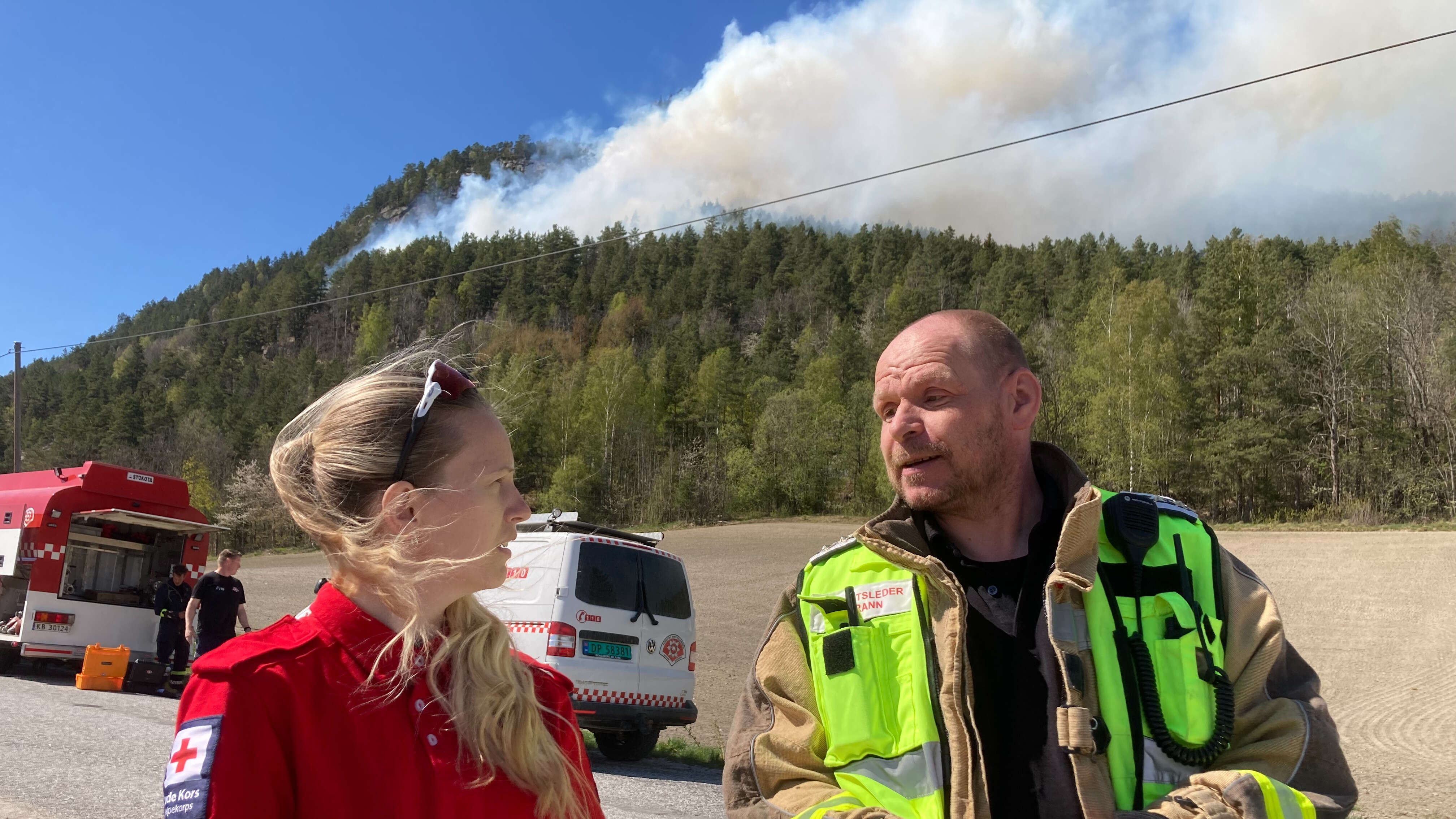 Kraftig brann - fylkesvei stengt: – Har spredd seg til tretoppene ...