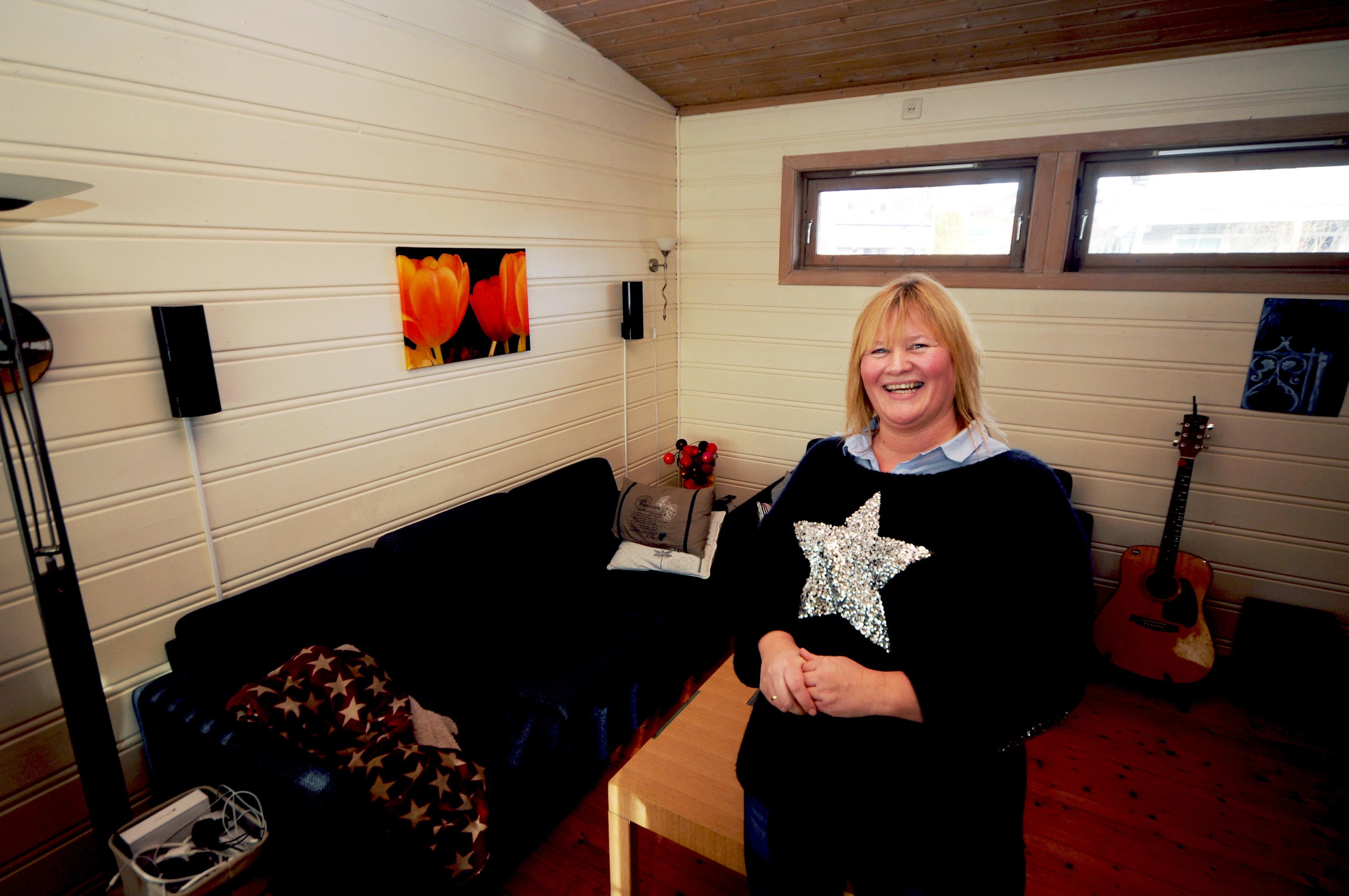 Siv Tone leser opp MGP-stemmene fra stua si - adressa.no