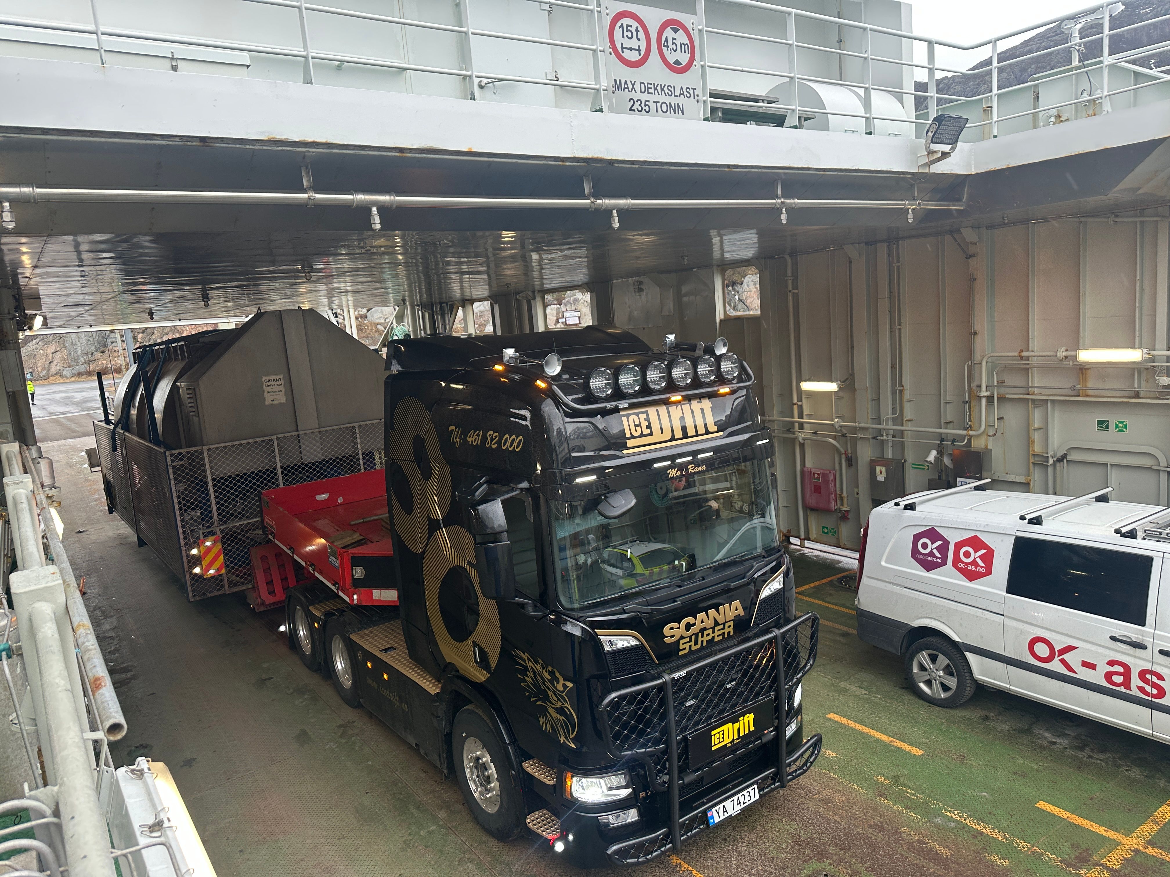 Poli­tiet eskor­terte gigantisk vaske­maskin - banett.no