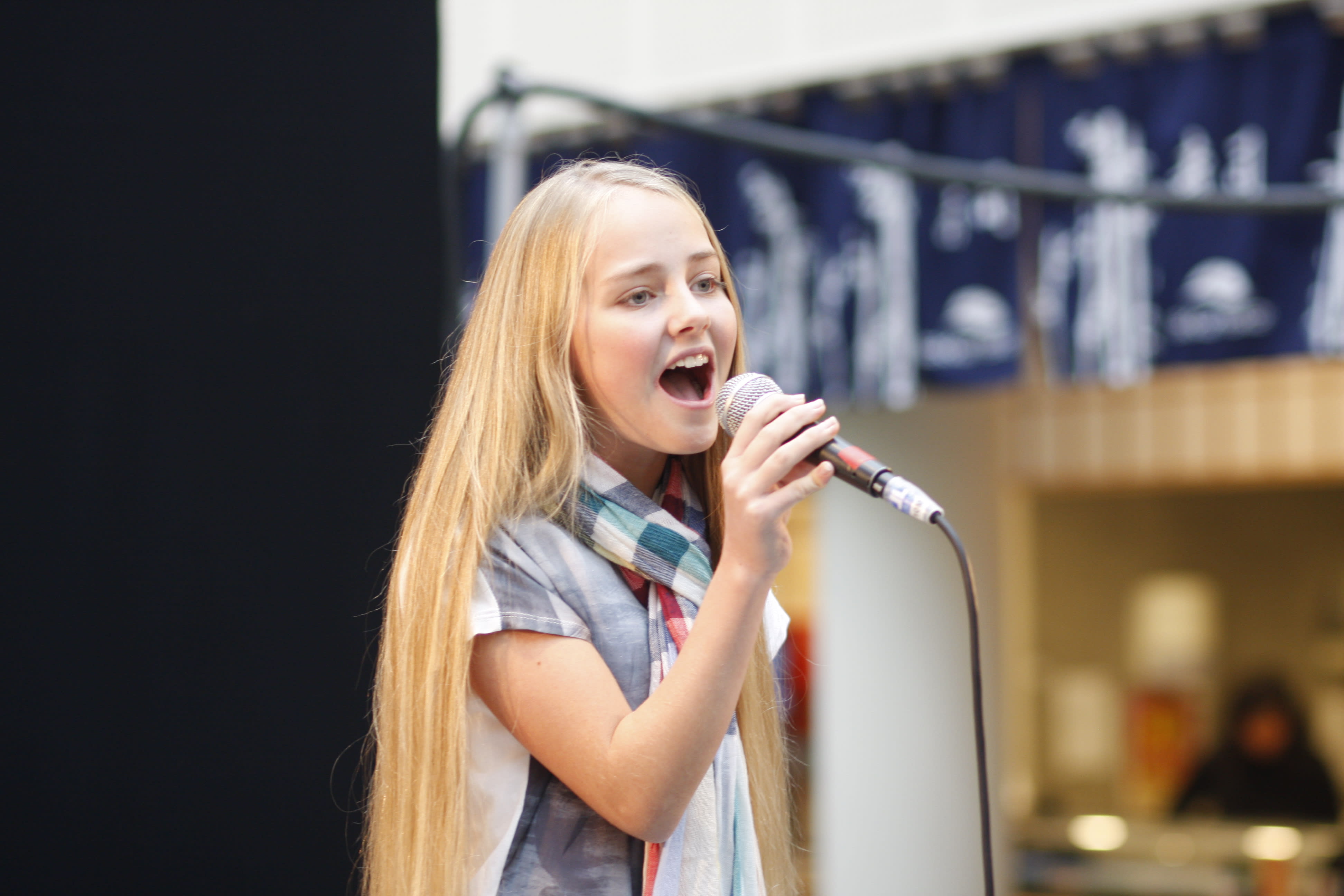 Mathea-Mari skapte stemning på Sartor - vestnytt.no