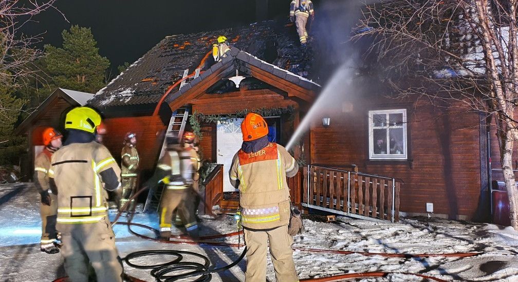 Beboer våknet av brannalarm og løp ut av brennende hus - opp.no Beboer våknet av brannalarm og løp ut av brennende hus - opp.no