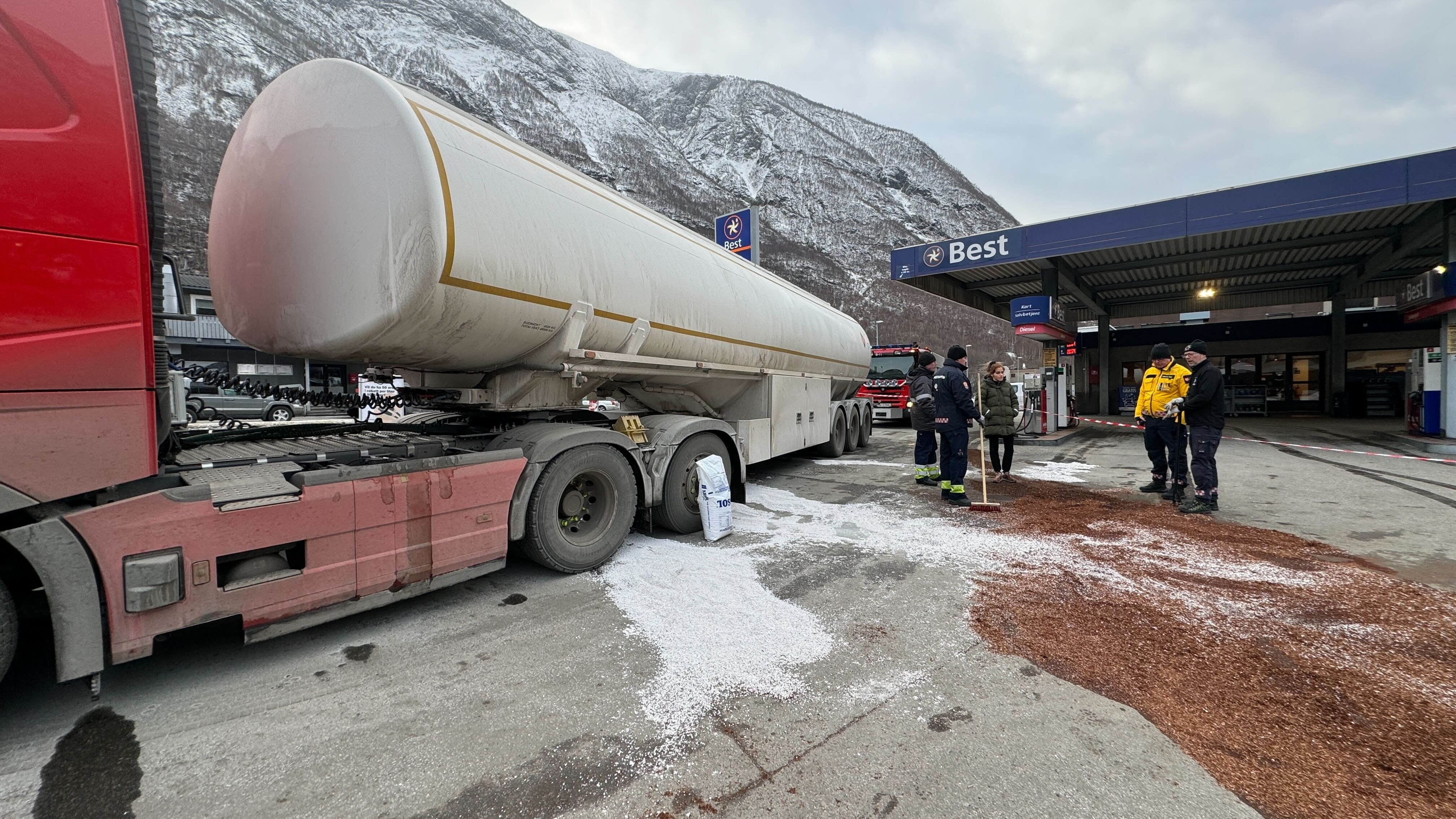 Reknar med at 60 liter diesel hamna i vegen - porten.no