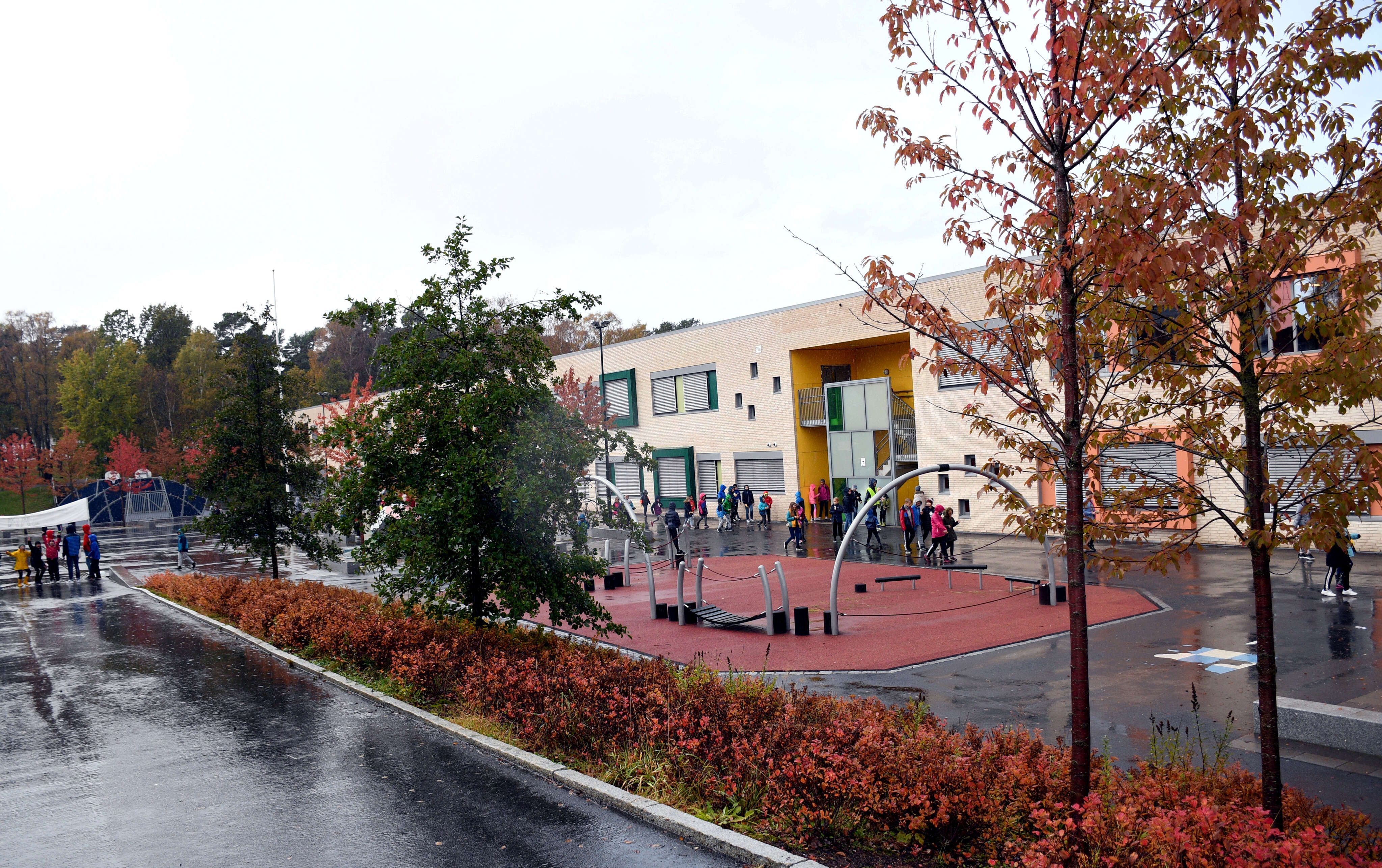 De ansatte ved Fevik skole er dypt uenige med rådmannens forslag - gat.no