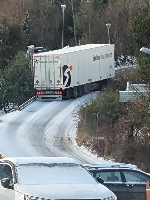 Her stod lastebilen bom fast - sunnhordland.no