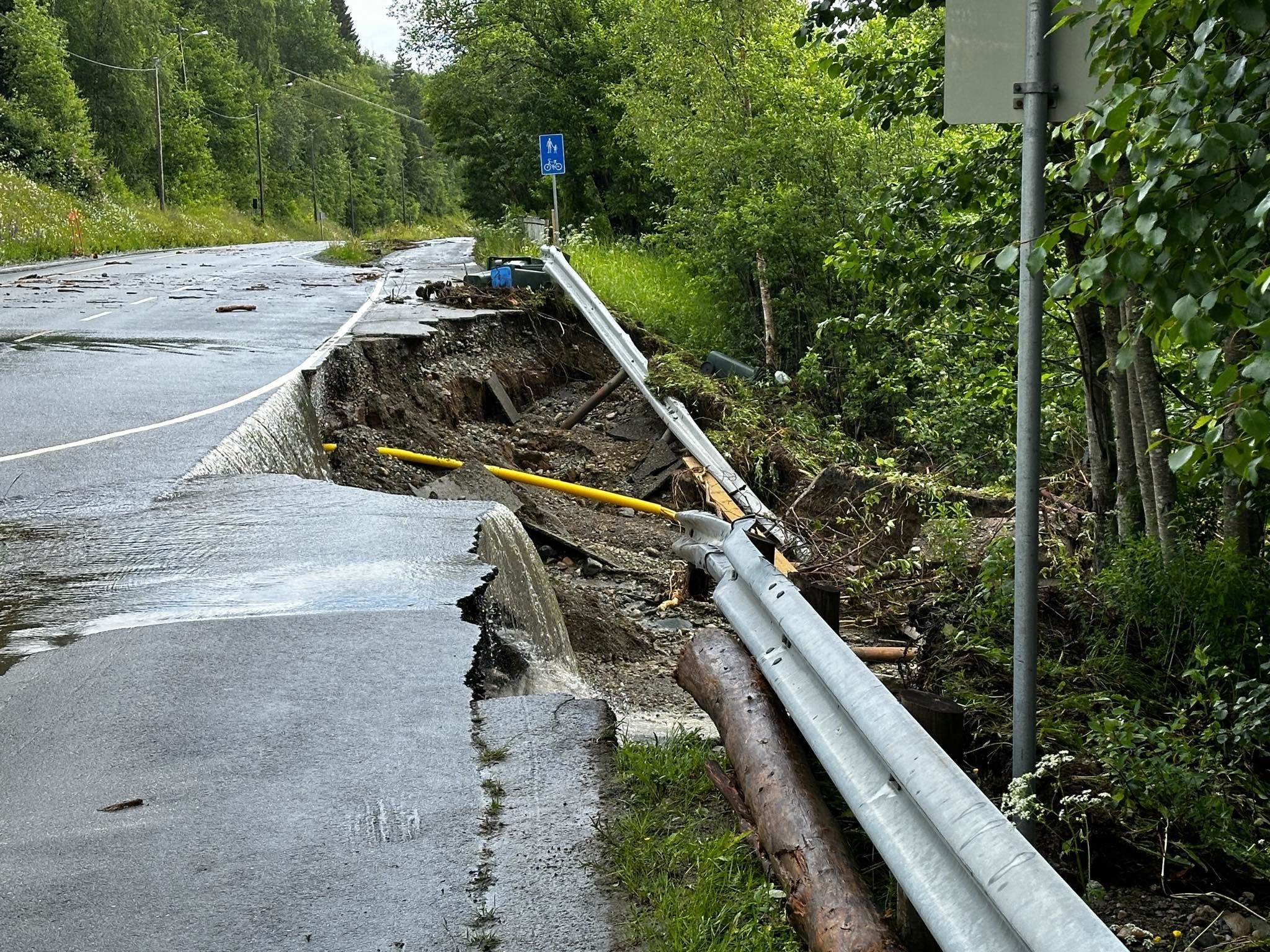 Fv700 stengt til torsdag - geotekniker etter befaring: – Dramatikken er ...