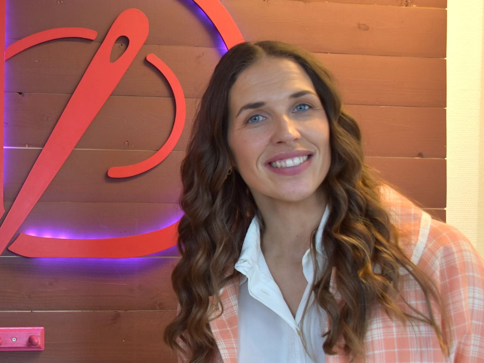 Anne-Malin opnar eigen salong: – Du kan fikse, reparere og sy om - fjt.no