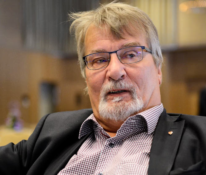 Knut Werner Hansen tildelt Kongens fortjenstmedalje - kystogfjord.no