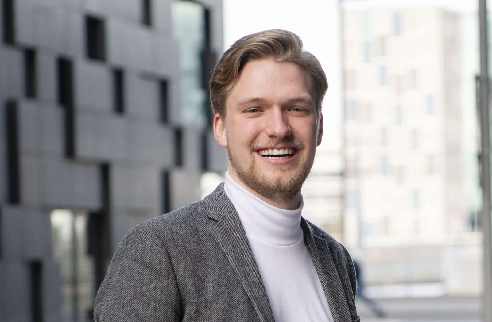 Christian (25) reiste istedenfor å ta utdannelse. I dag er firmaet hans ...