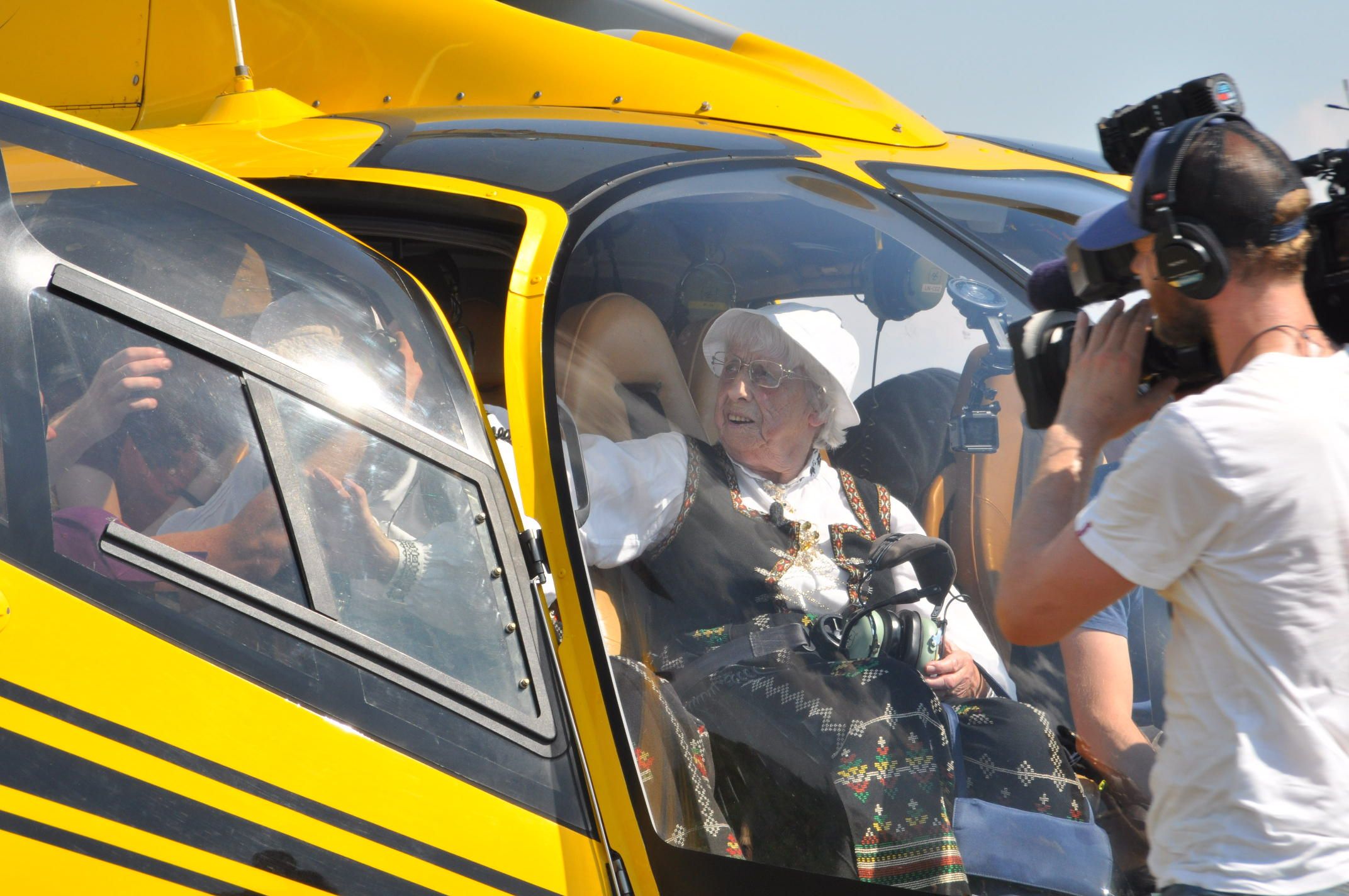 Signe (93) og Margit (92) blei møtt av folkefest på toppen - fjt.no
