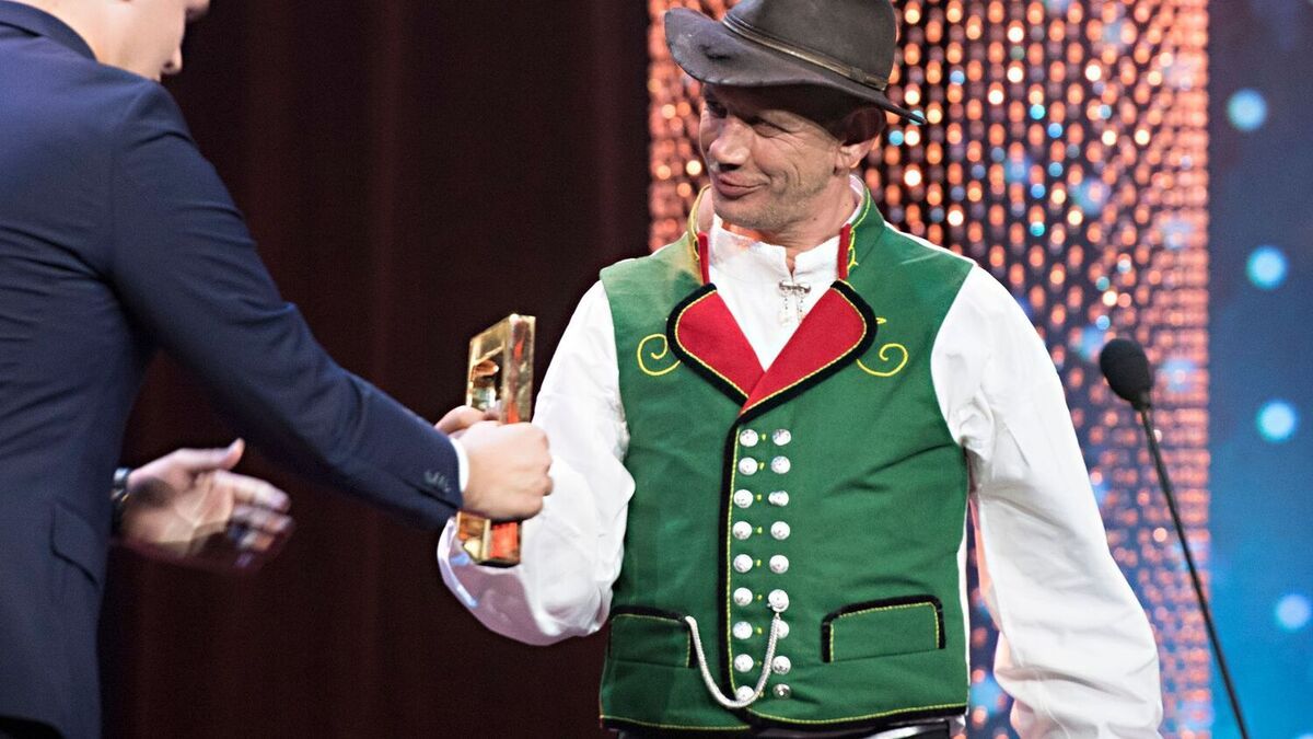 Lothepus bygget stavkirke med servering: Nå strømmer turistene til ...