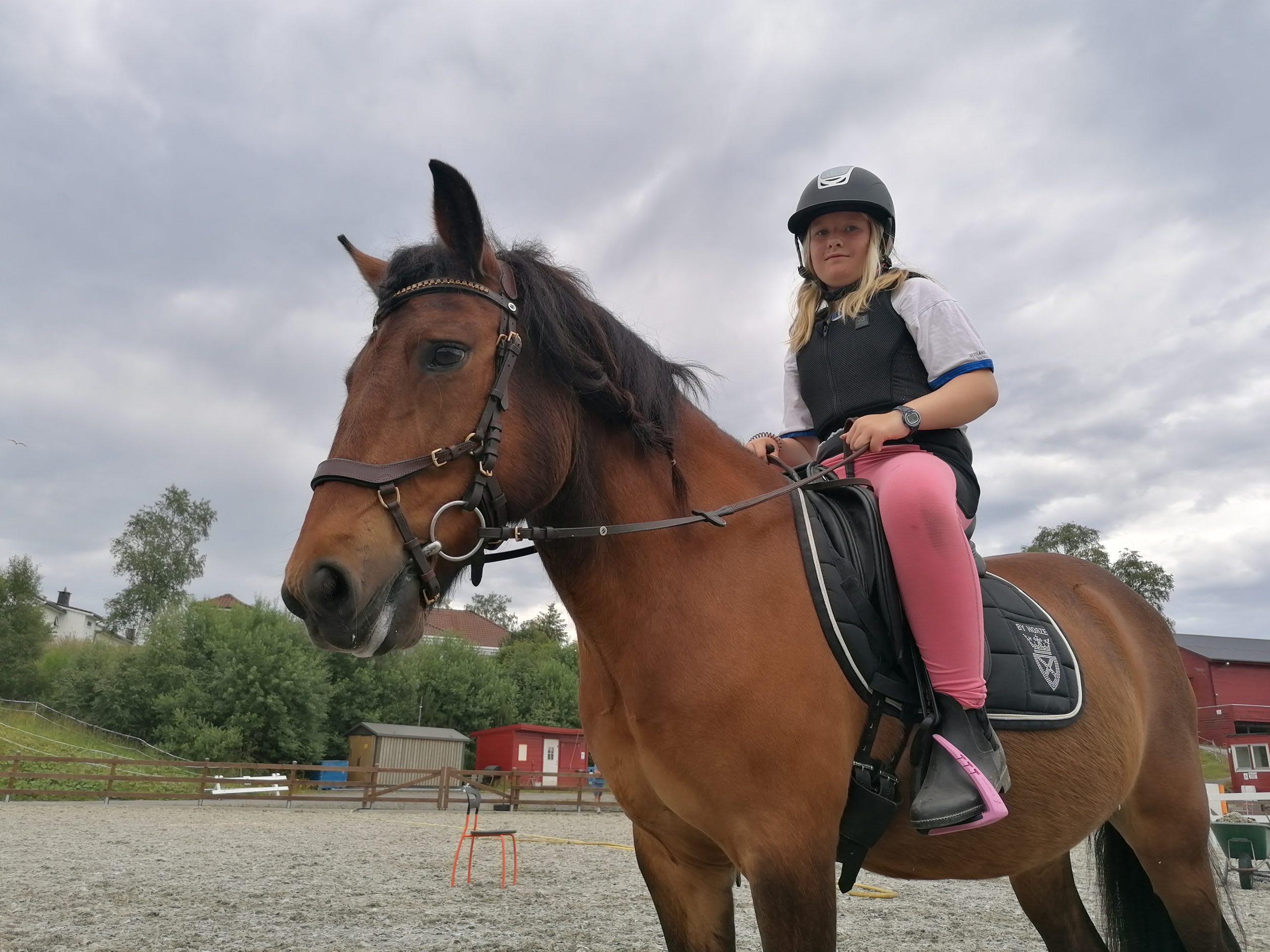 Amilie (11) storkosar seg på rideleir: - Dette har vore ei veldig gøy ...