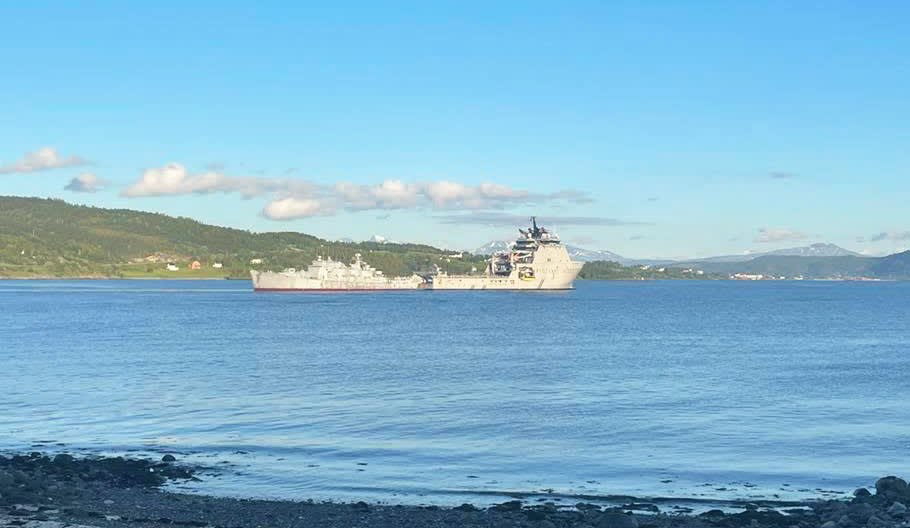 Ærverdig krigsskip har vært inne til skrogpuss, før det ble slept ...