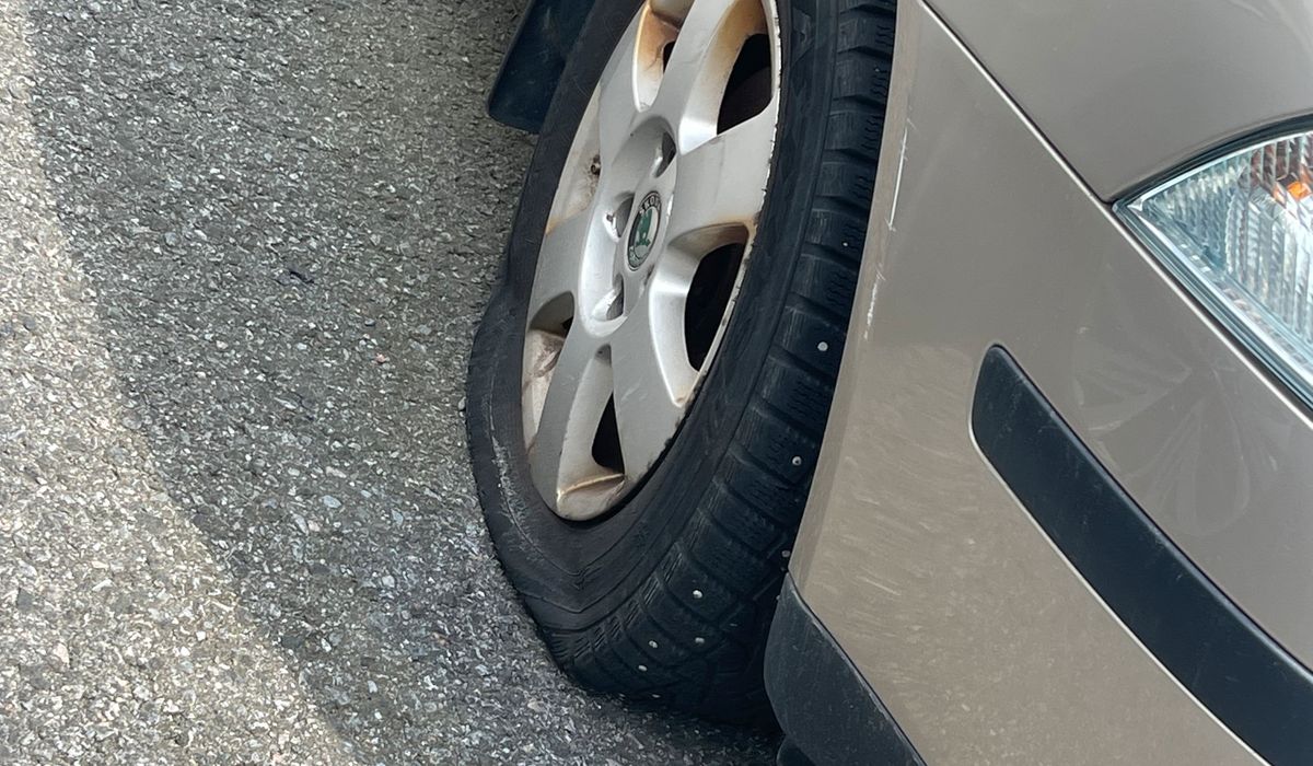 Har punktert dekkene på flere biler i Ålesund - smp.no Har punktert dekkene på flere biler i Ålesund - smp.no