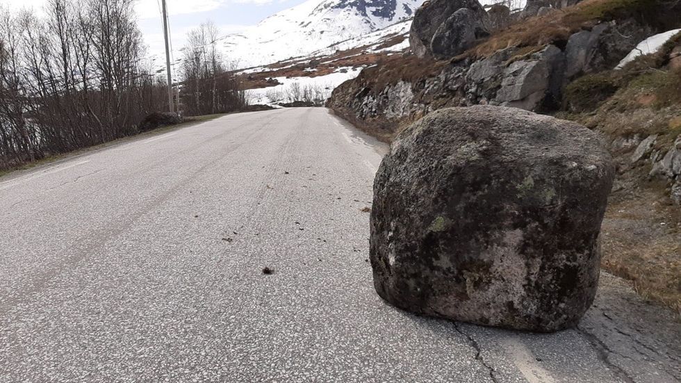Stor stein har rast ut i veibanen ved Blåmannen - itromso.no