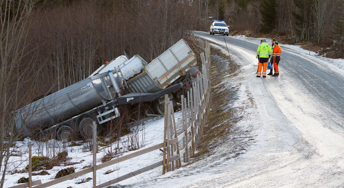 Lastebil havnet utfor veien - bladet.no Lastebil havnet utfor veien - bladet.no