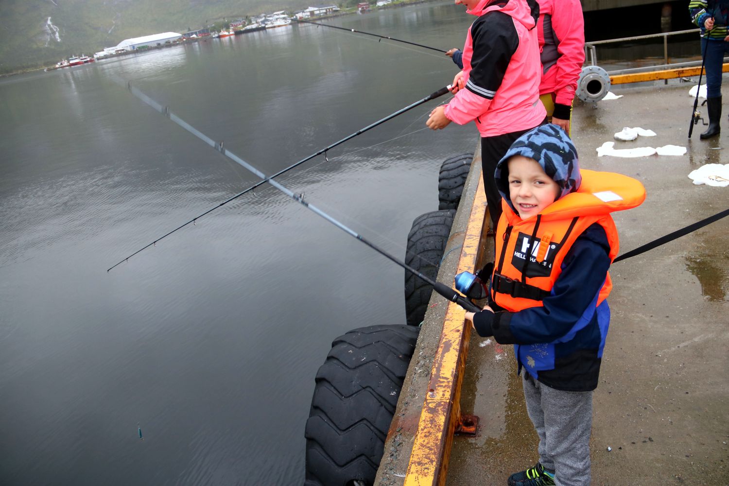 Aron (5): – Det er artig å fiske! - folkebladet.no