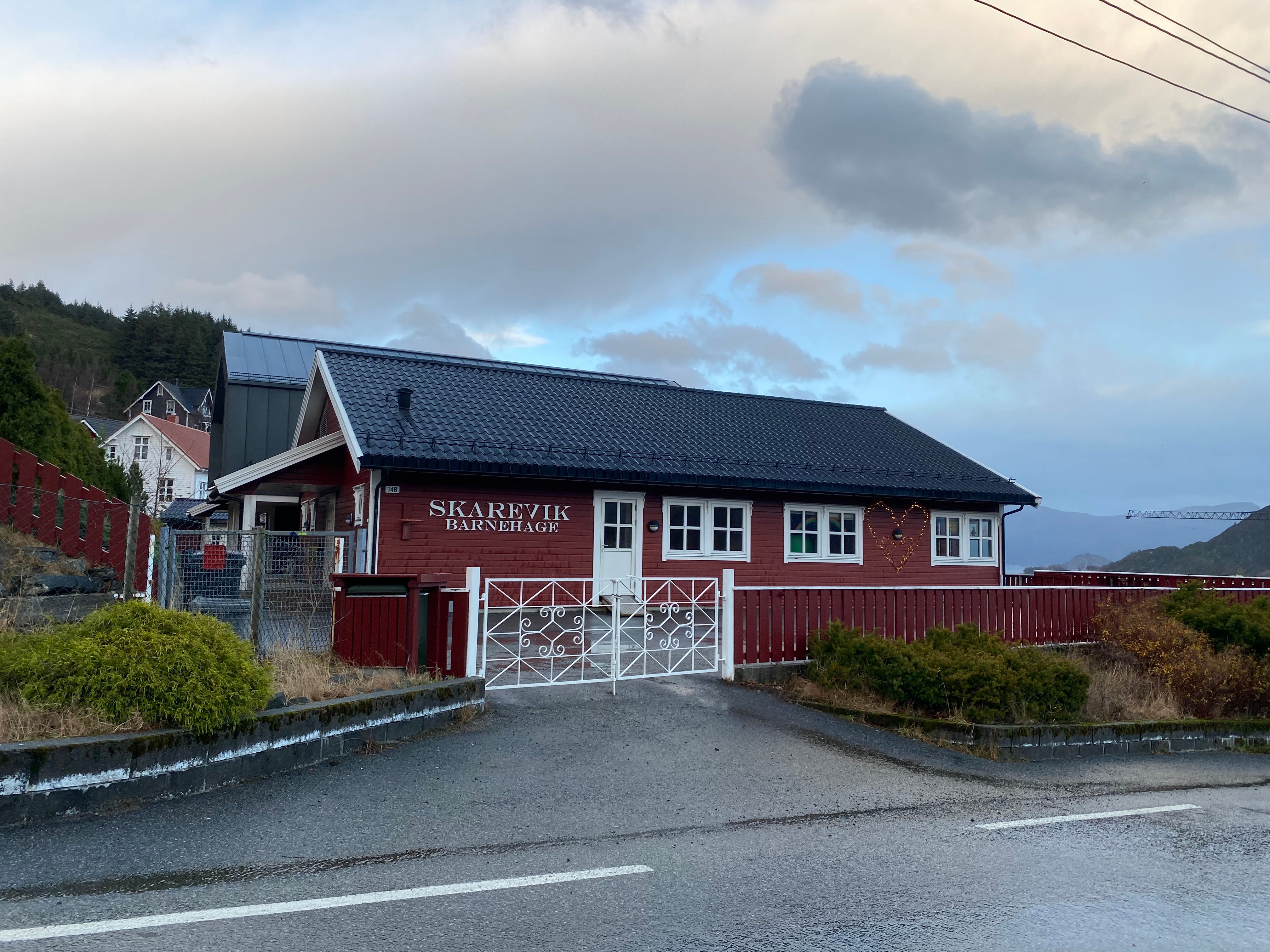 Fortsatt gult nivå i skoler og barnehager, men oppfordrer kommuner med ...