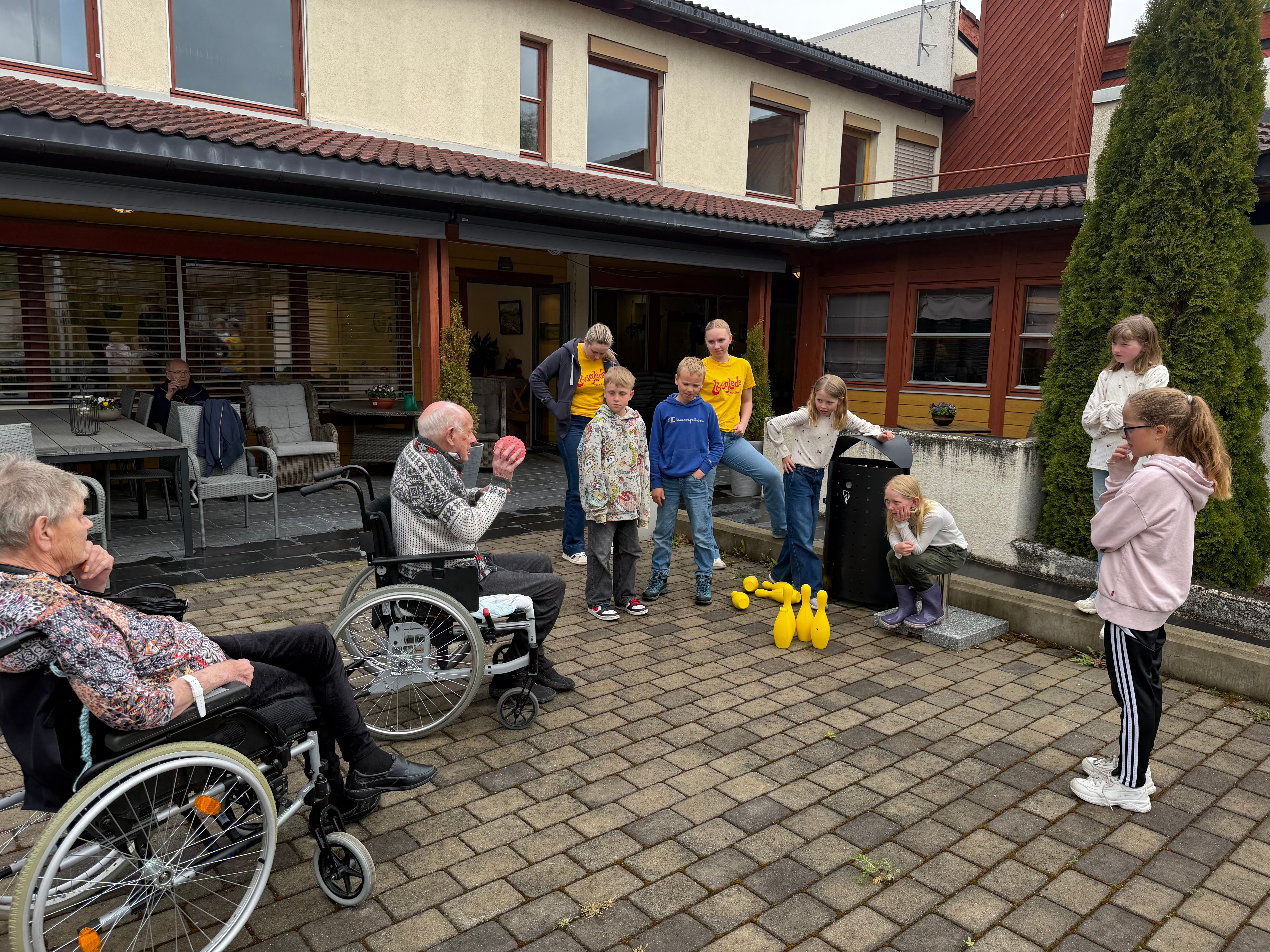 Underholdt med sang og leker - dolen.no