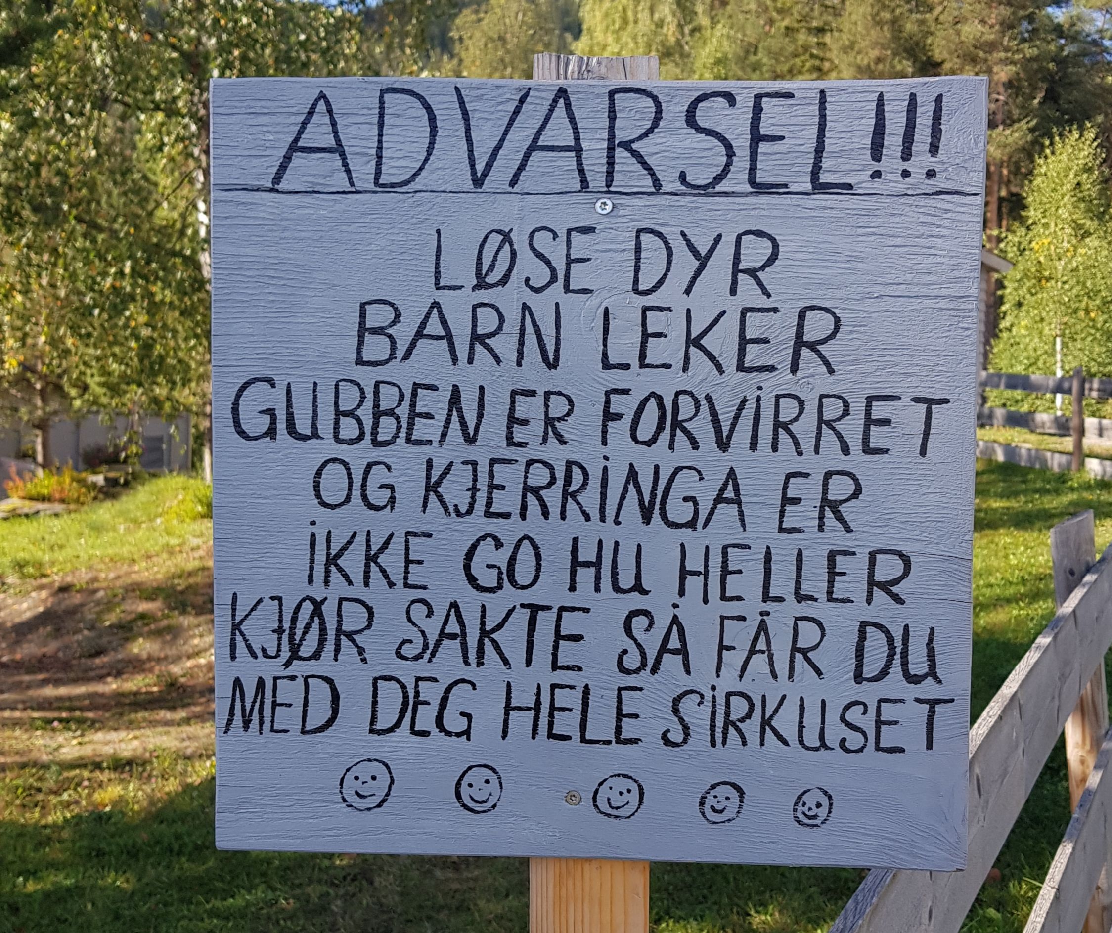 Morsomt og hjemmesnekra skilt i Sorperoa - dolen.no