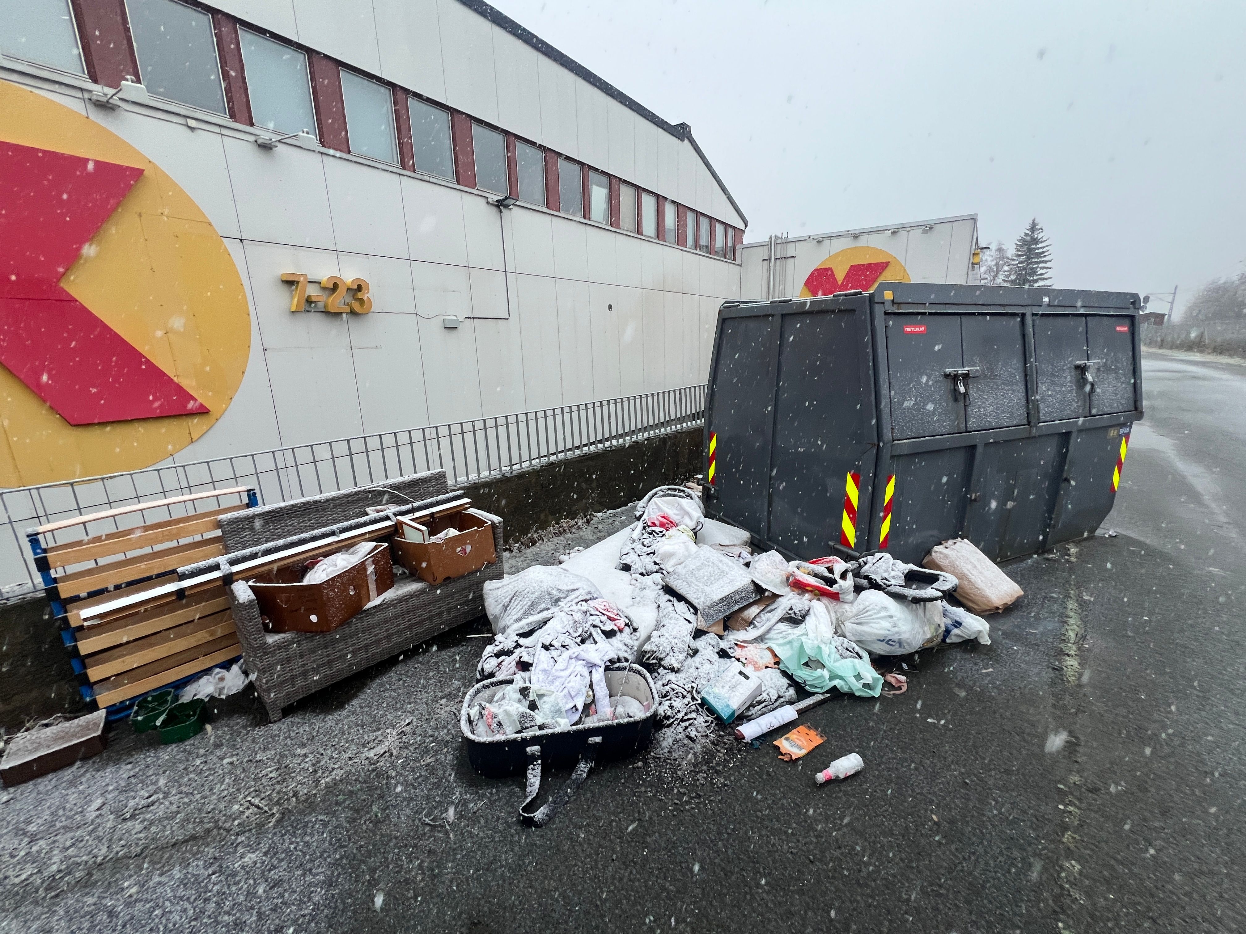 Mengder av søppel er dumpet i Melhus sentrum: – Det er grunneiers ...
