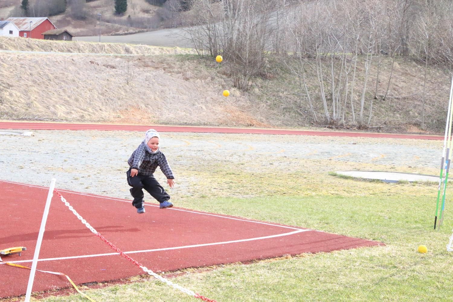 Leander (4) kaste ballj'n med bægge hender'n – samtidig! - avisa-st.no