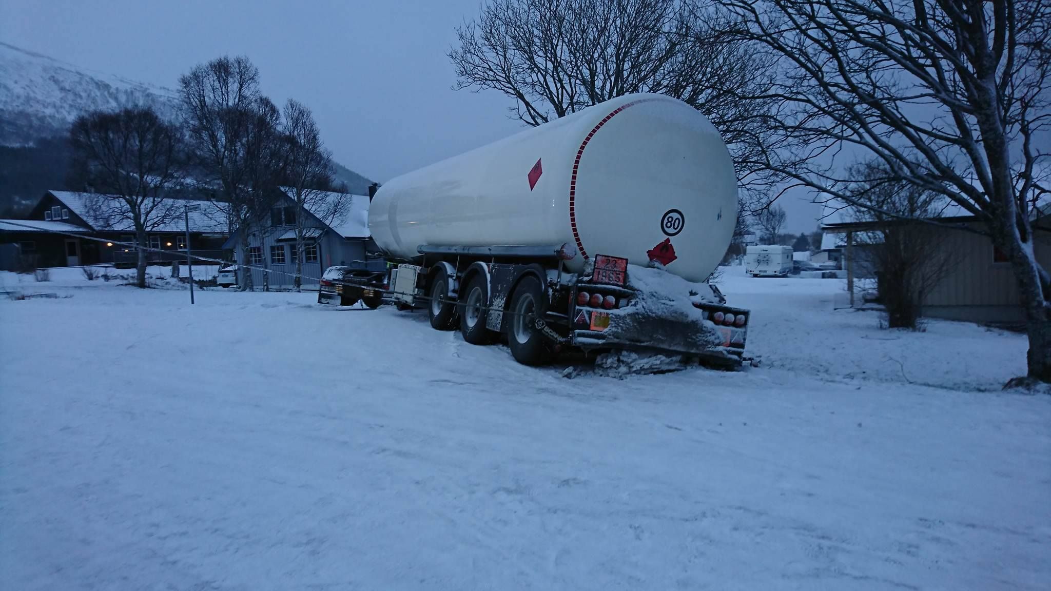Tankbil med propan delvis av veien - vol.no