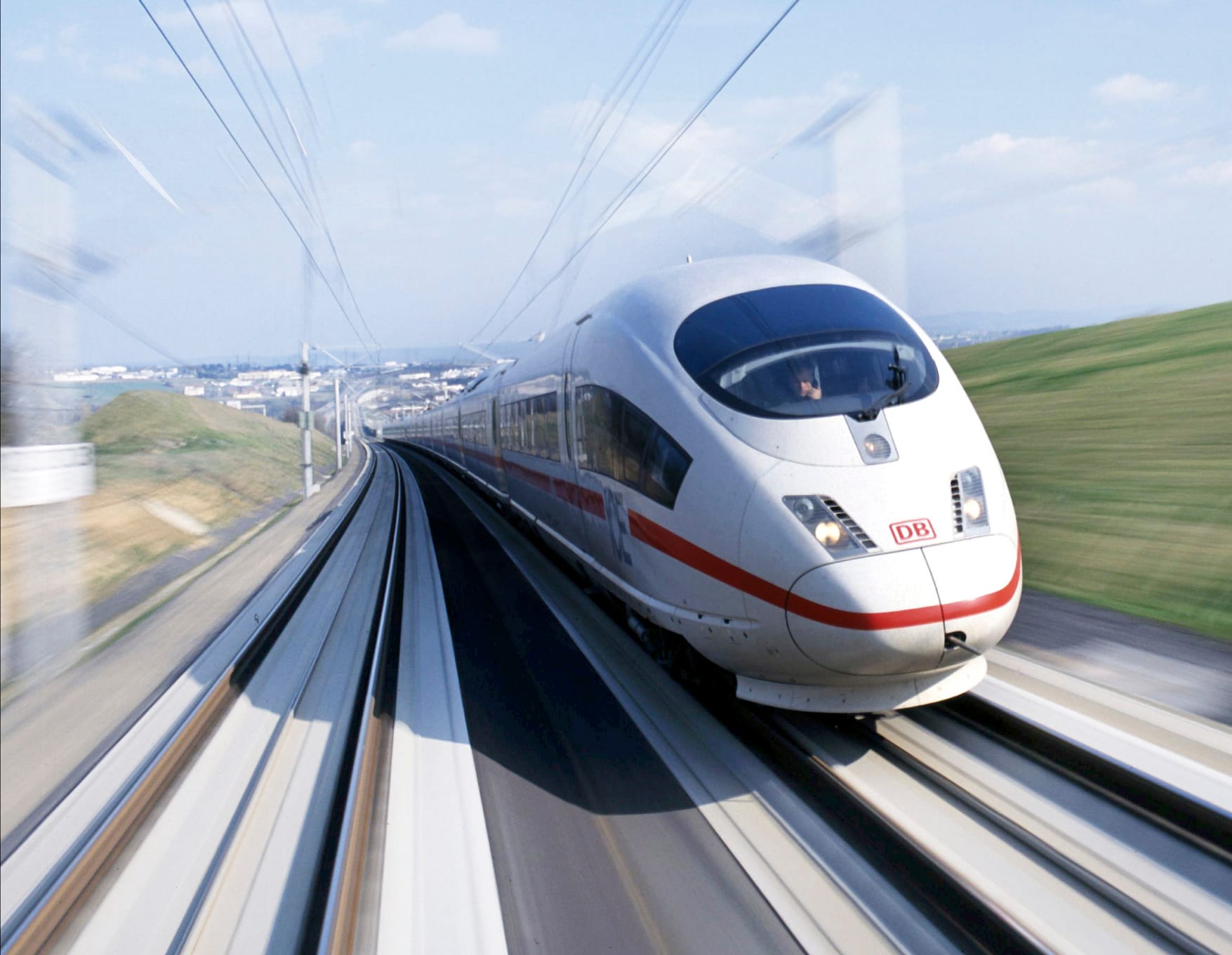 Drømmer om lyntog mens millionene ruller ut fra fylket - rbnett.no