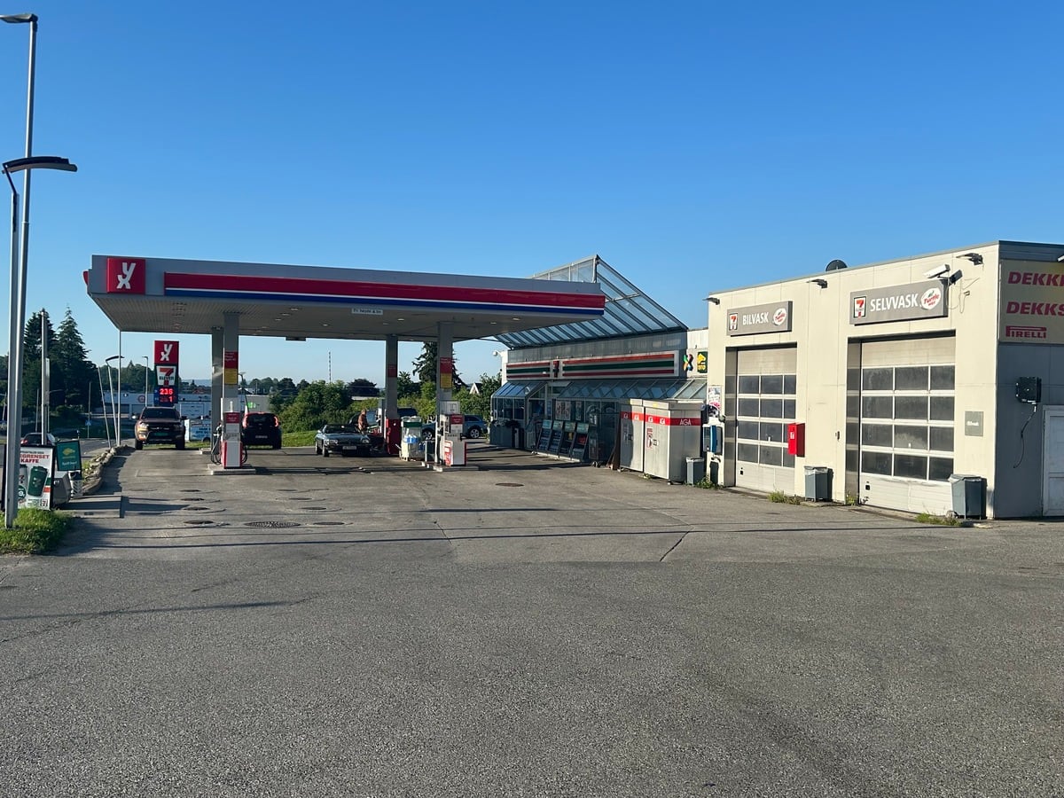 Truet med å knivstikke ansatt på bensinstasjon i Skien - varden.no