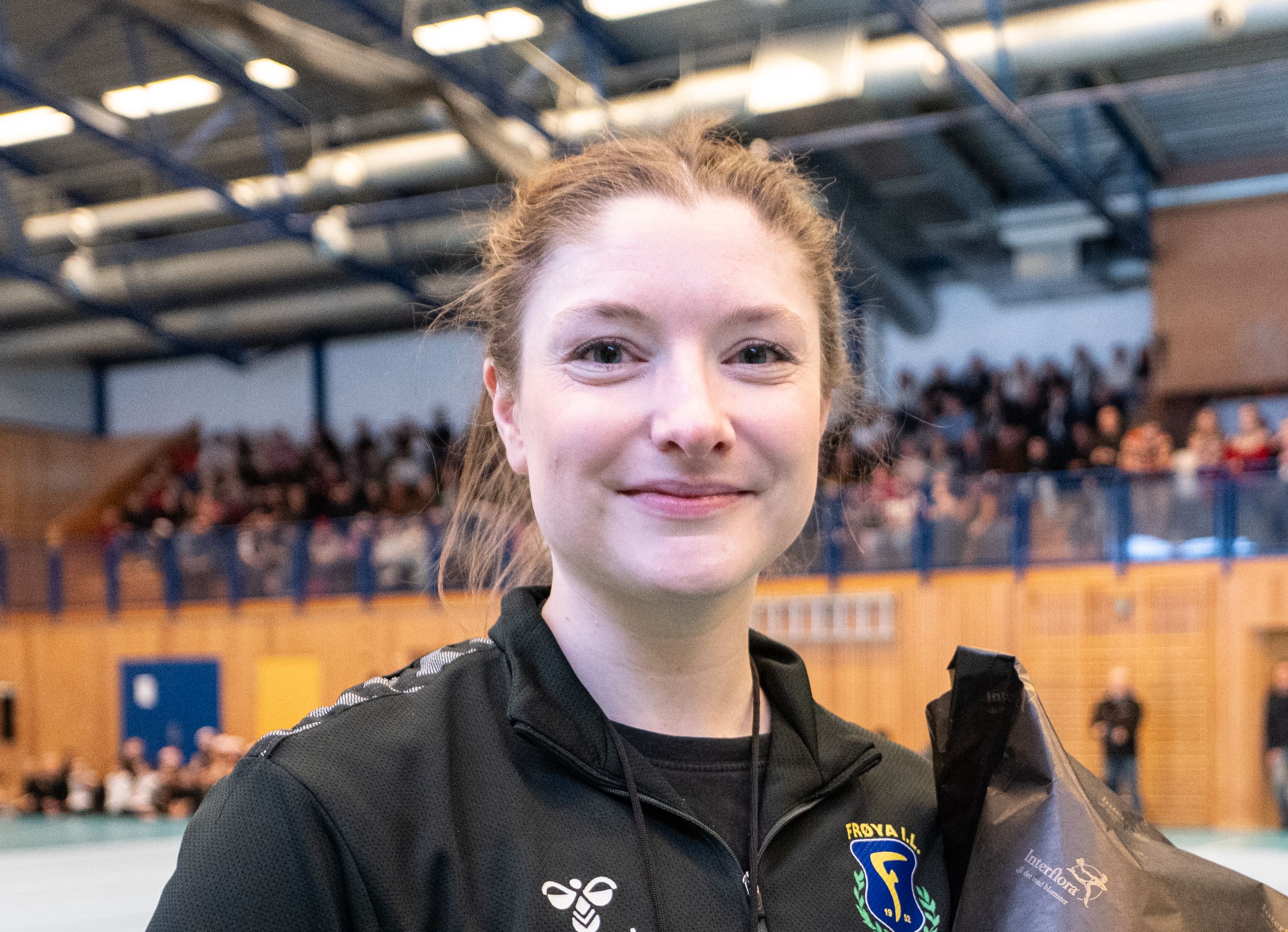 Sara får julestjerna: - Det er glitter, glam og smil - hitra-froya.no
