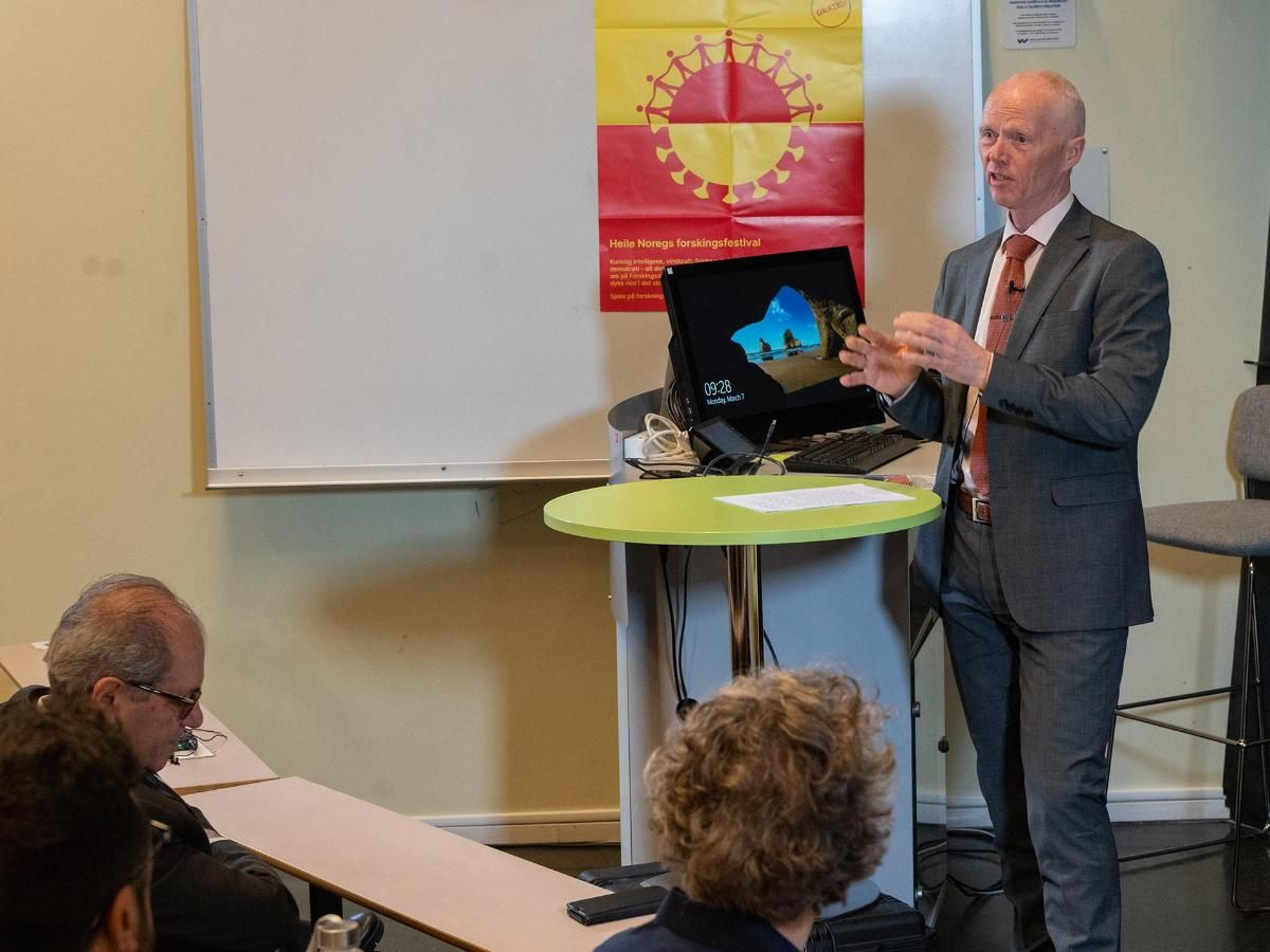 På dette NATO-arrangementet satt den spionmistenkte blant tilhørerne ...