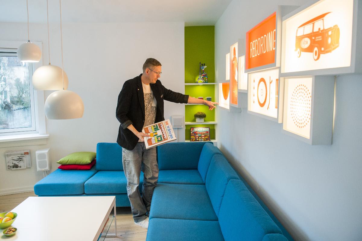 Roy Leoni har fylt boligen med røde, grønne, blå og gule ting. - adressa.no