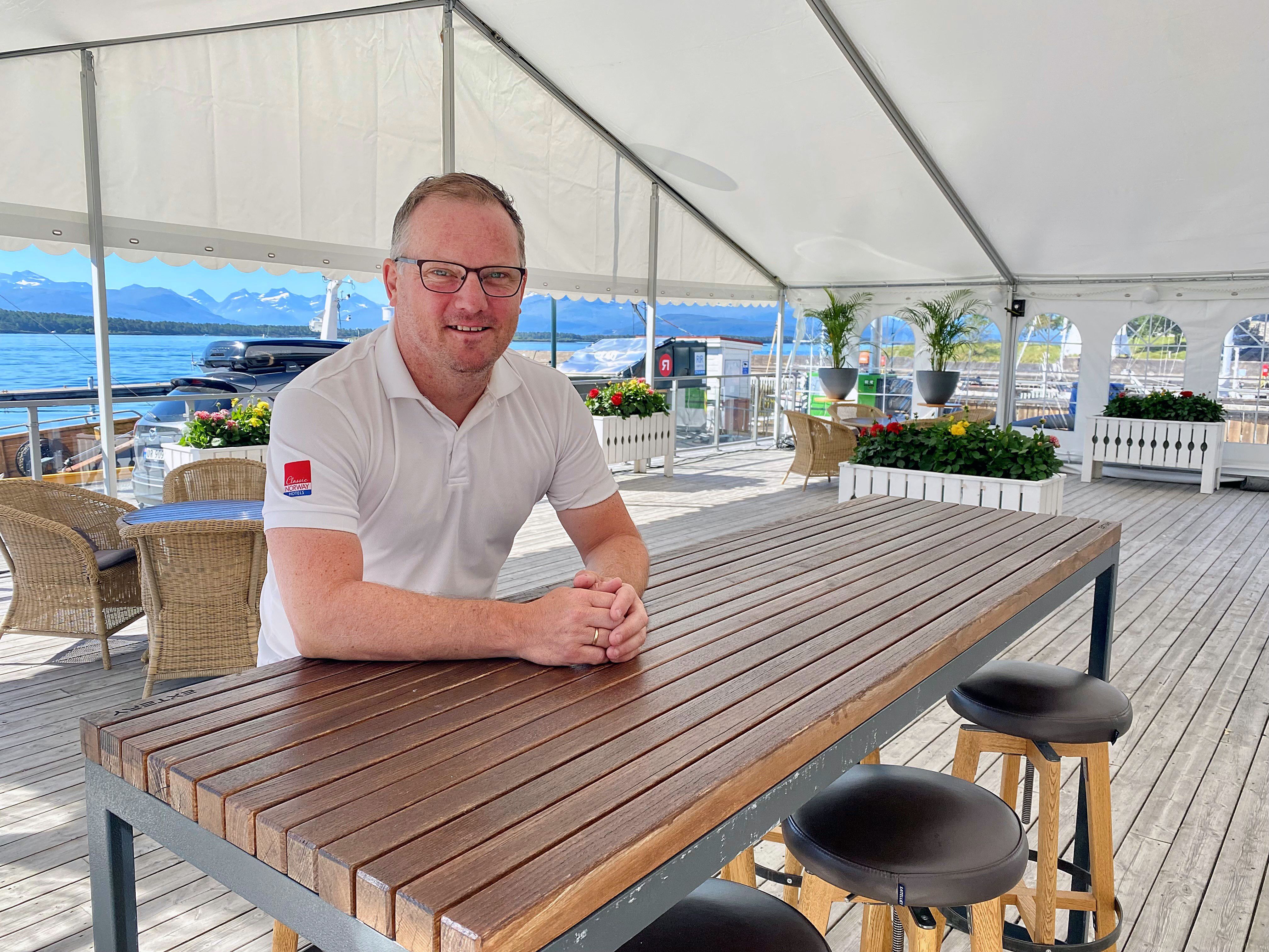 Har scene, produksjon og flere artister klare – nå søker hotellsjefen ...