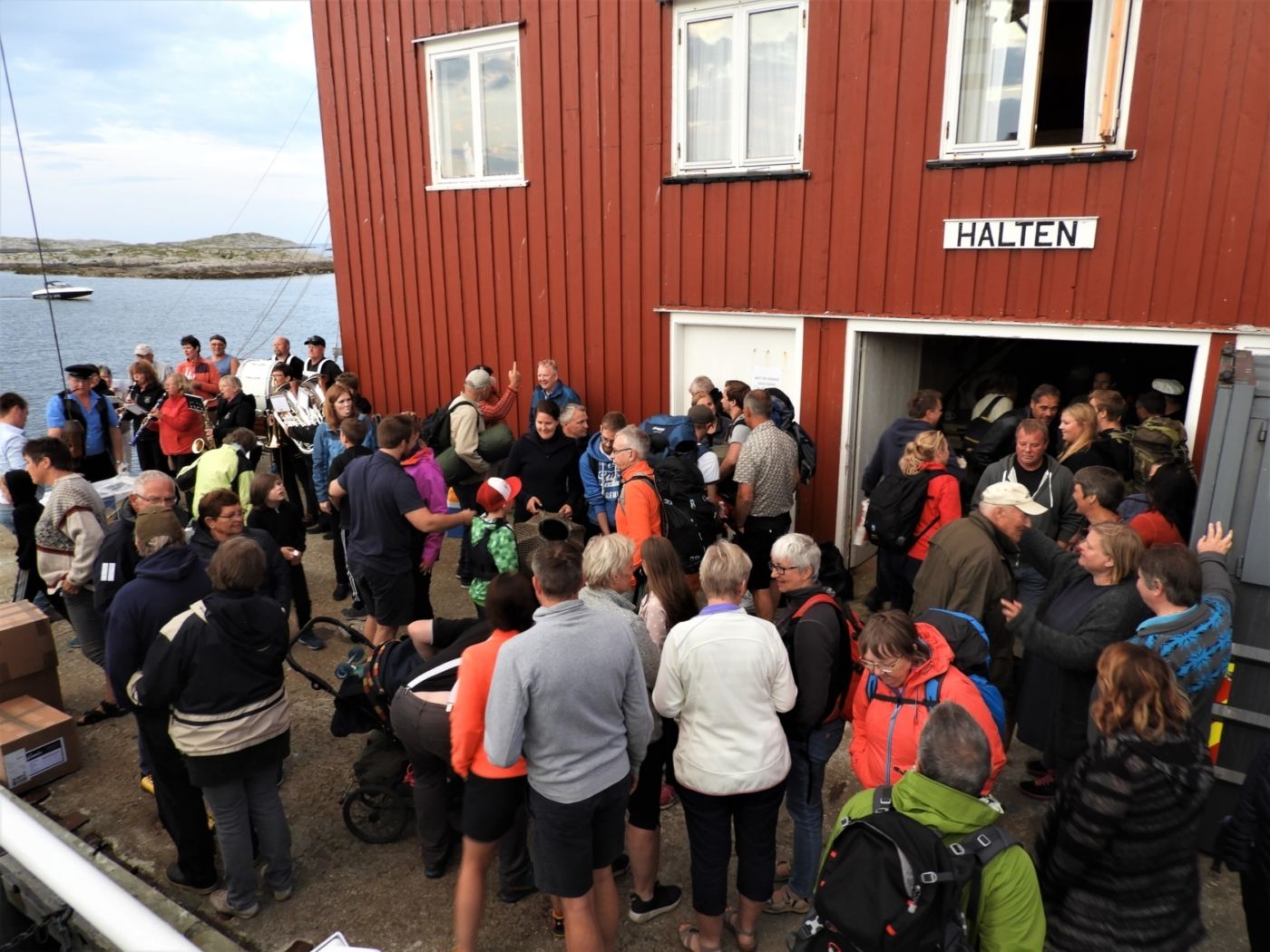 Masse folk til Halten i går kveld - avisafroya.no