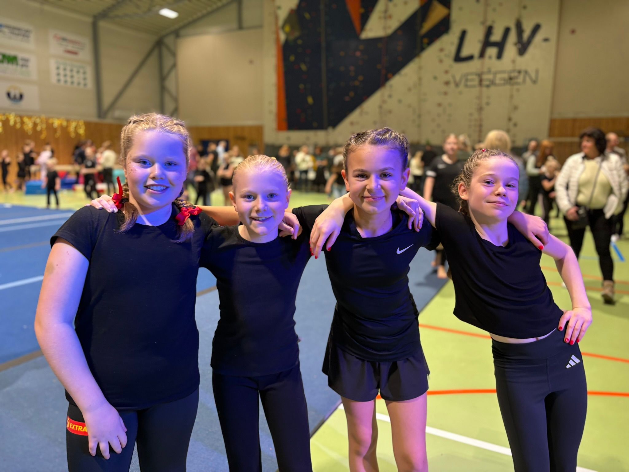 Tre­sif­ra an­tall kropps­kunst­na­rar del­tok på juleturnoppvisninga ...