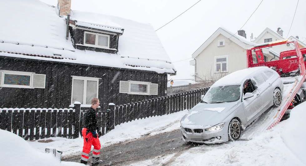 Bil traff hus i Oslo – brannbil og ambulanse sto fast på glatta ... Bil traff hus i Oslo – brannbil og ambulanse sto fast på glatta ...