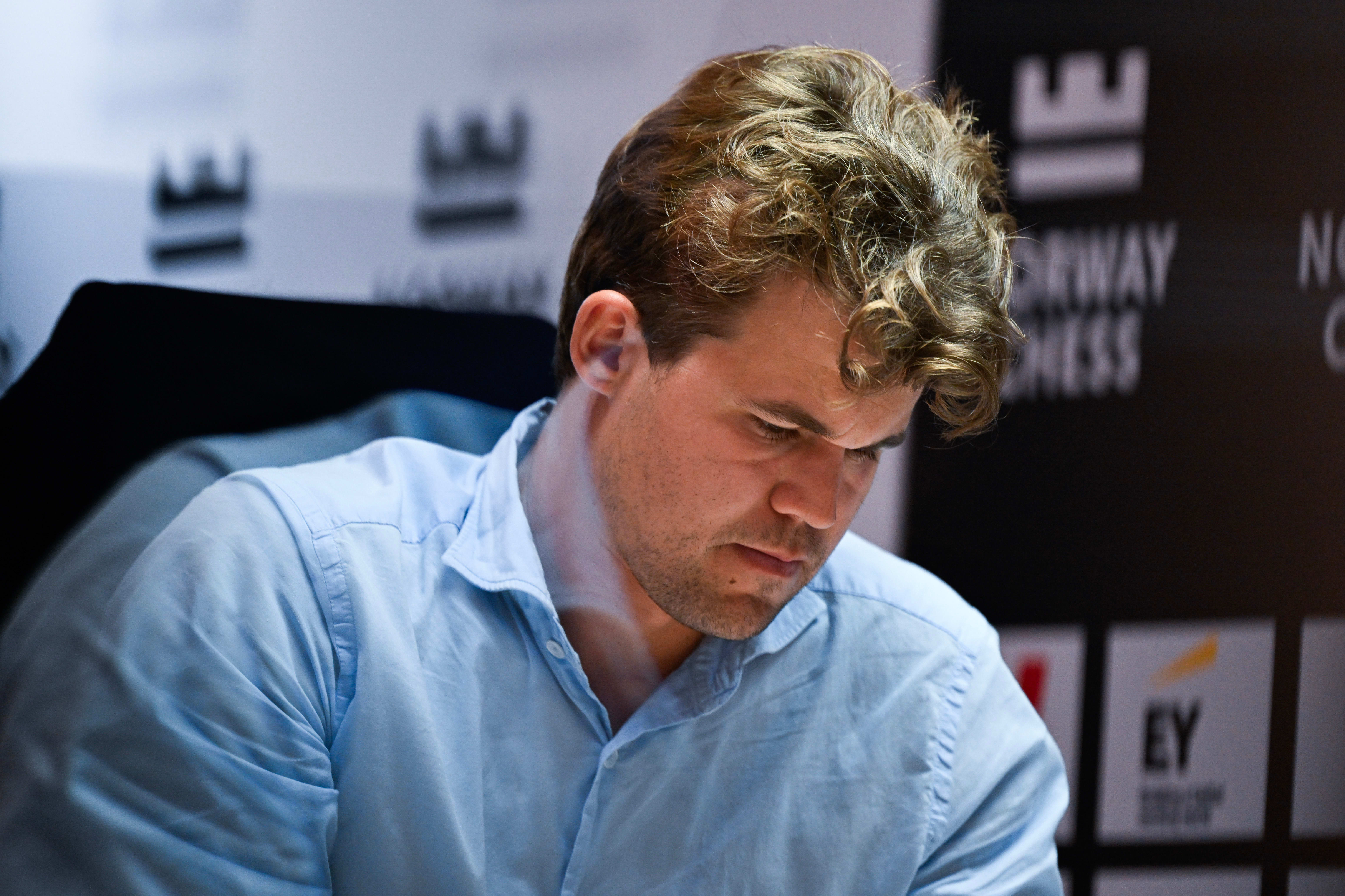 Volodar Murzin ble verdensmester i hurtigsjakk – tok Carlsens trone - fvn.no