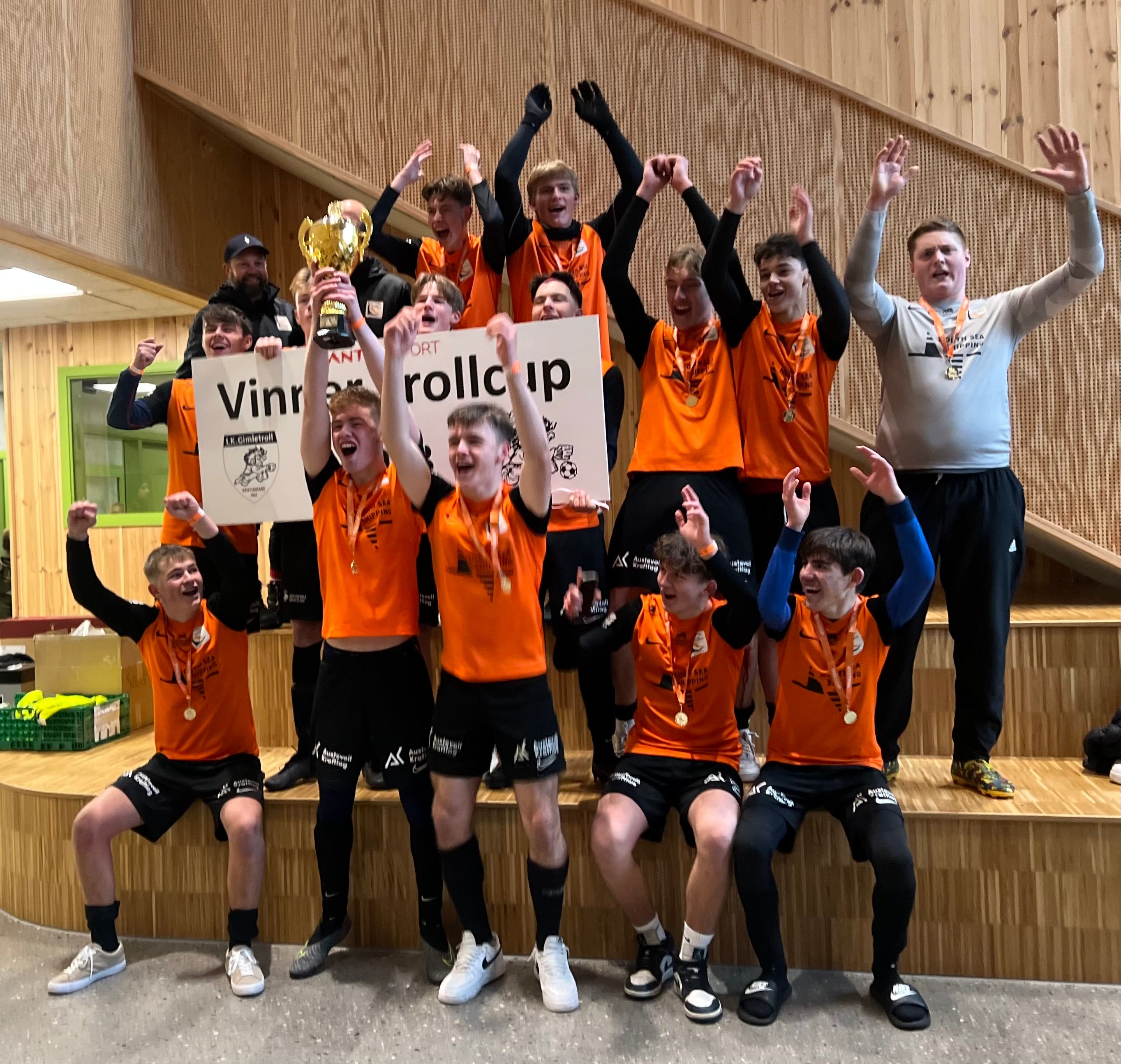 Drog heim frå Trollcup med gullpokal - marsteinen.no