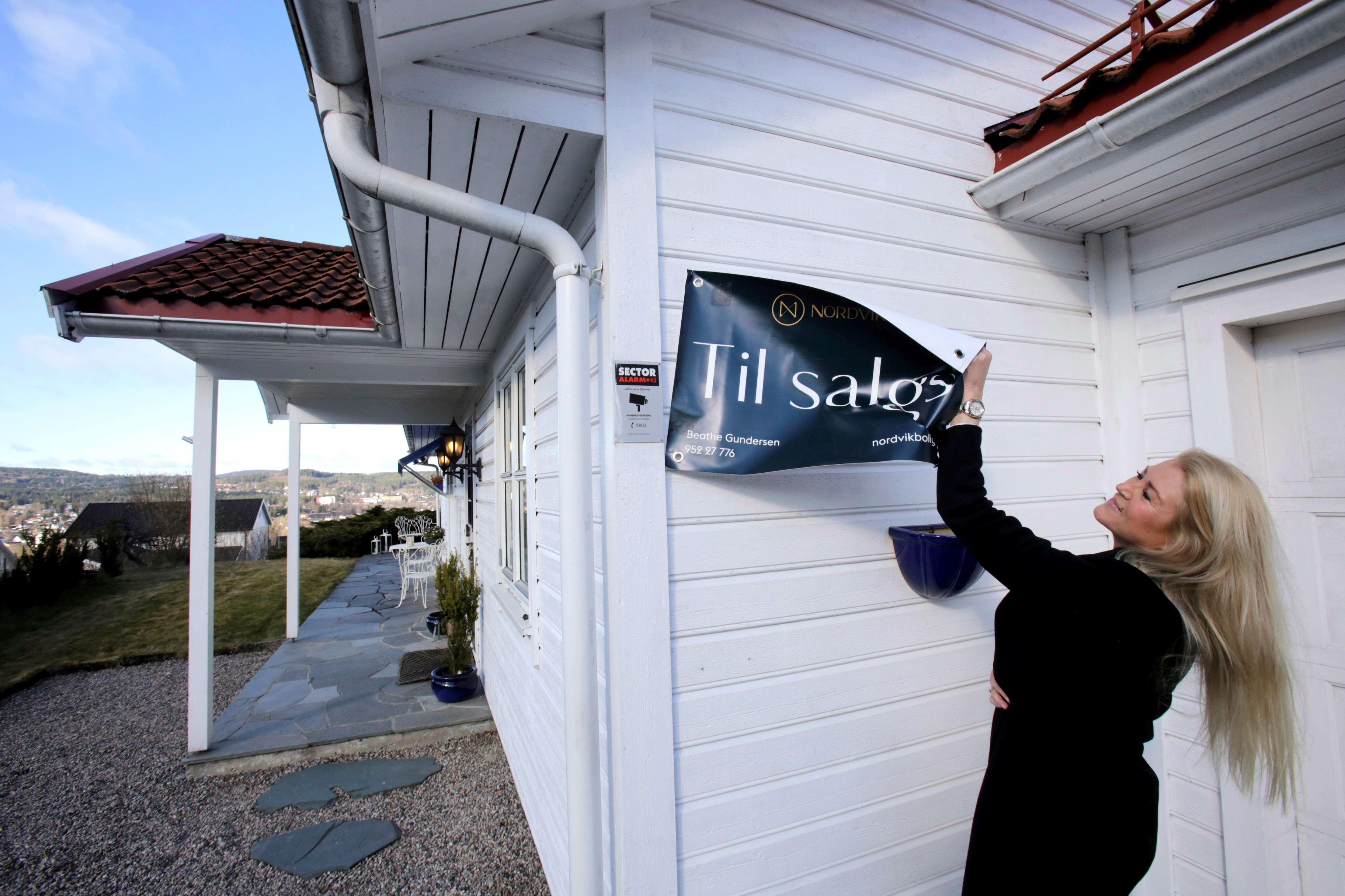 Bør man selge huset før man kjøper nytt? Dette sier eksper­tene - fvn.no