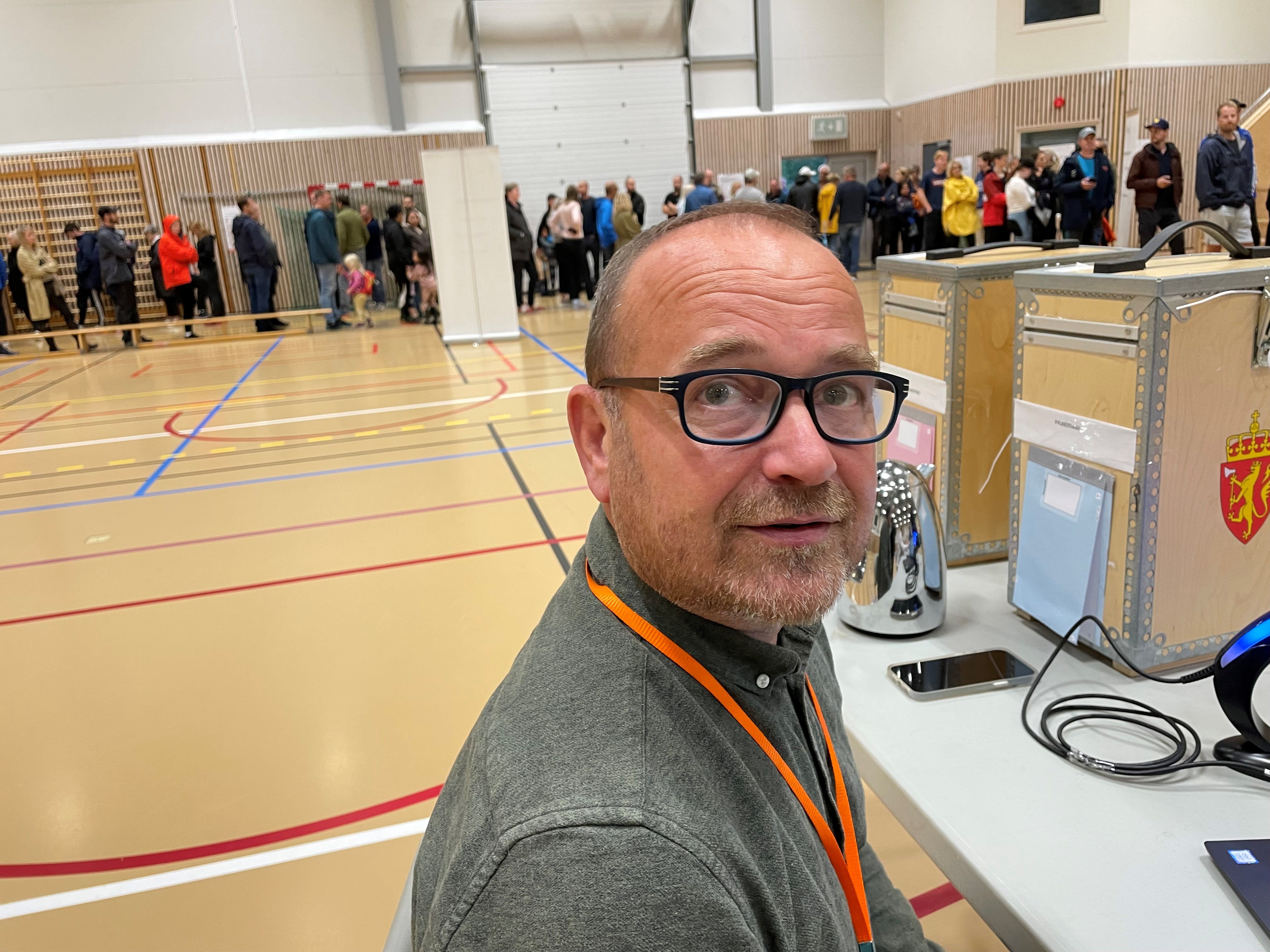 Laaaang kø i Nordbygdo - sunnhordland.no