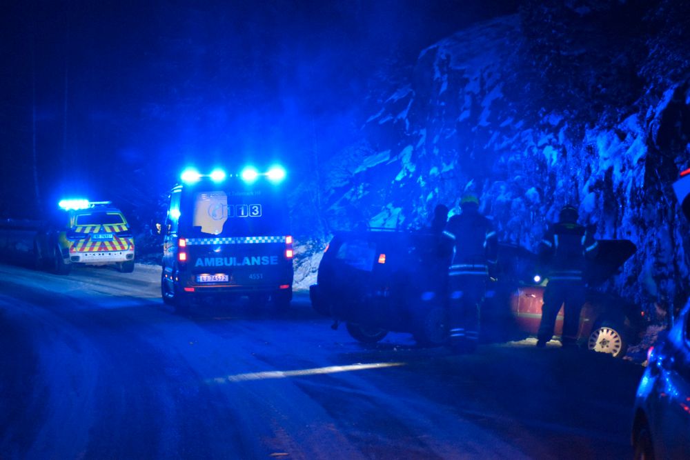 Bil med kvinne og barn traff autovern og fjellvegg – veldig glatte ... Bil med kvinne og barn traff autovern og fjellvegg – veldig glatte ...