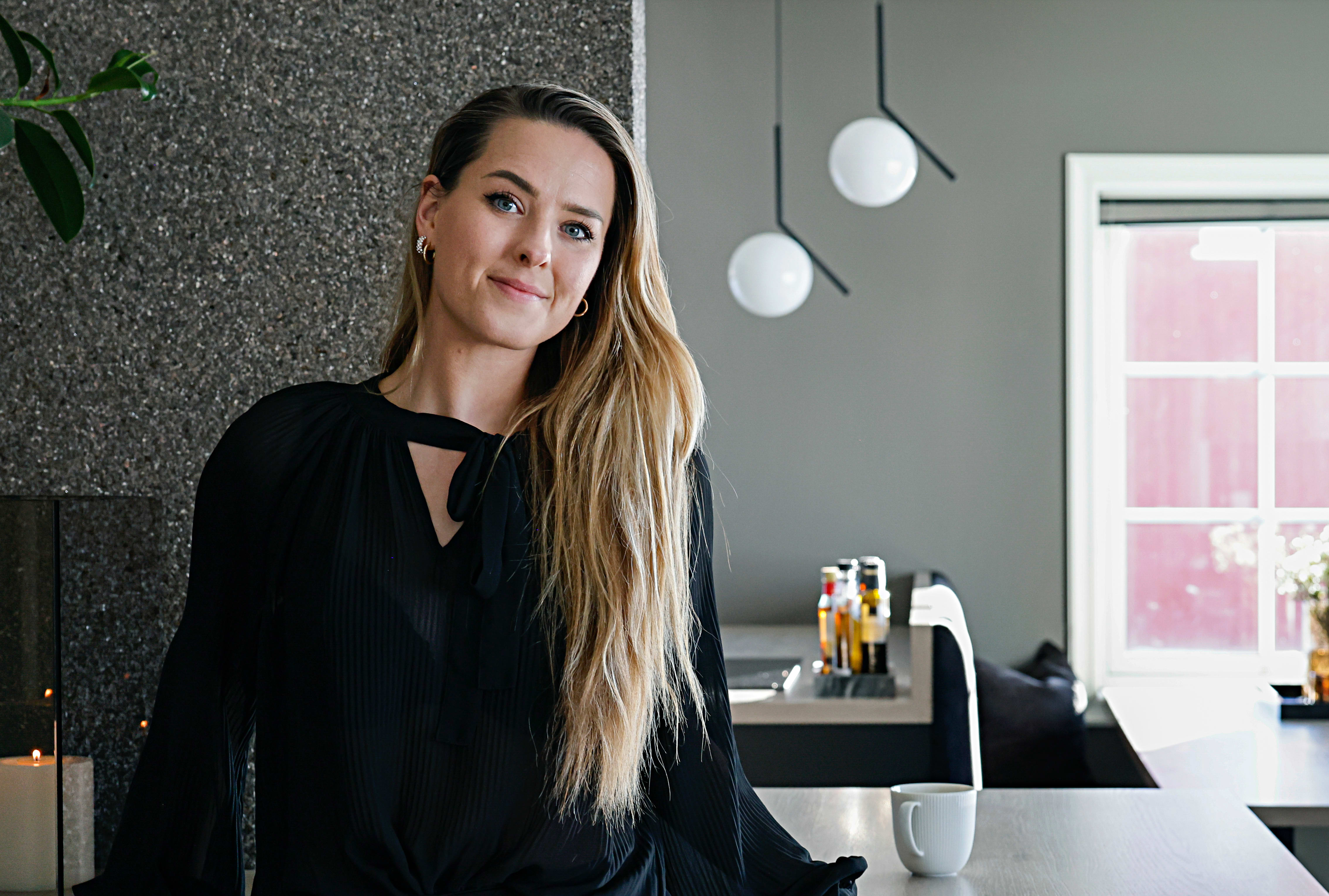 Stine Skoli Ommedal har spart hundretusener på å gjøre ting selv. Her ...