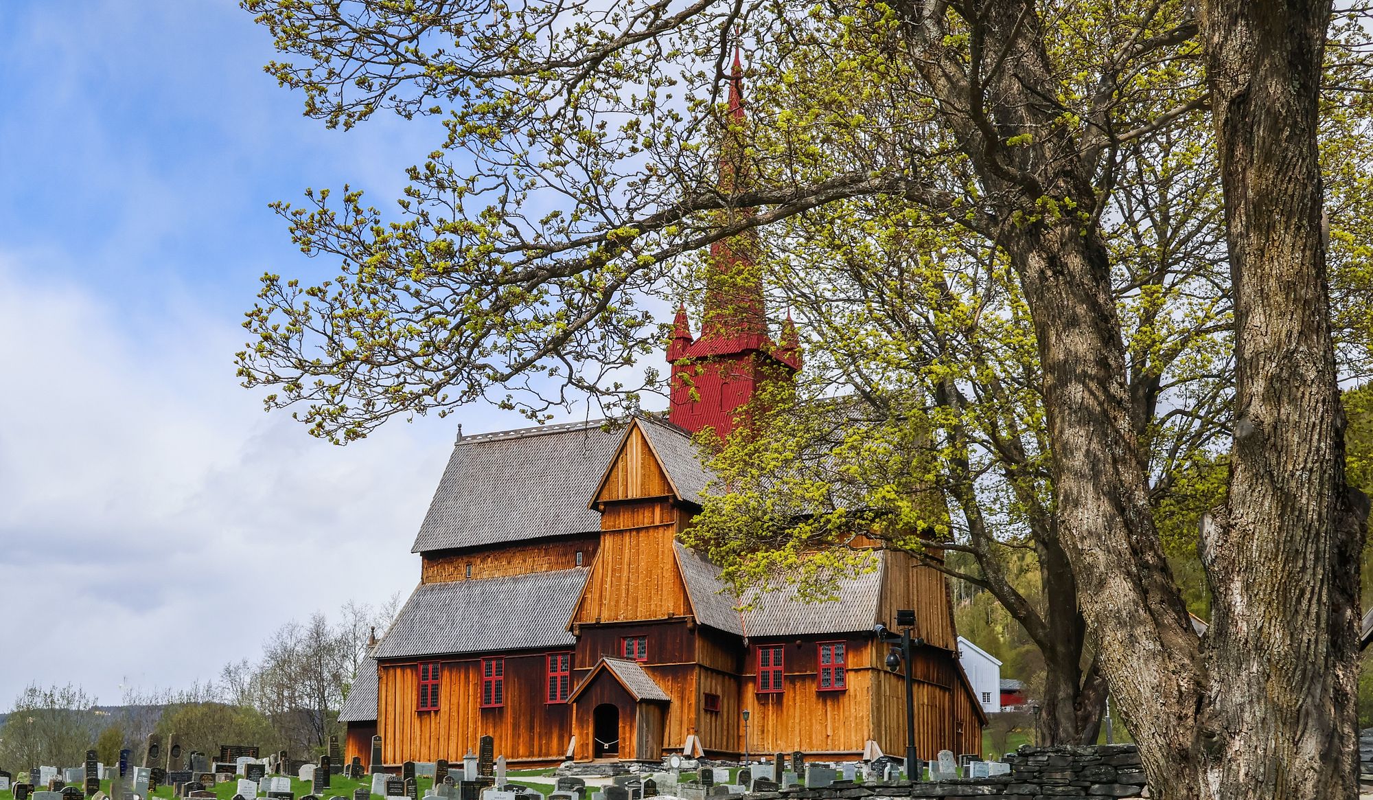 Dette er vårens konfirmanter i Ringebu stavkirke - dolen.no